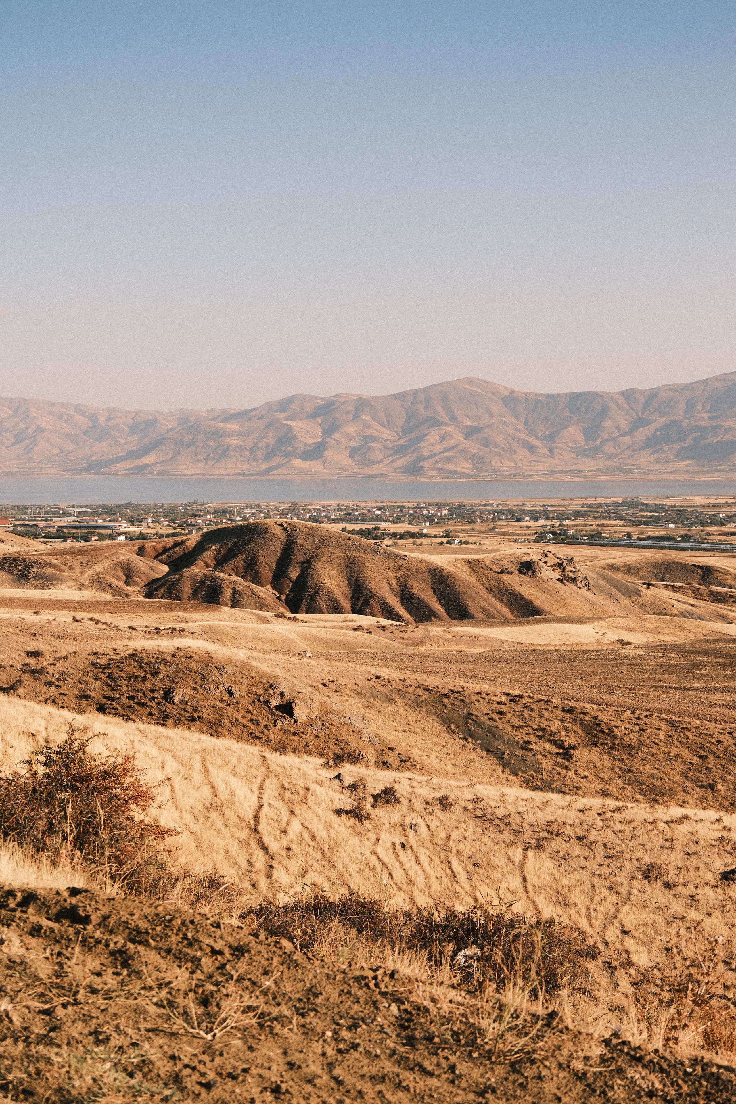 Expansive Desert Landscape with Distant Mountains · Free Stock Photo