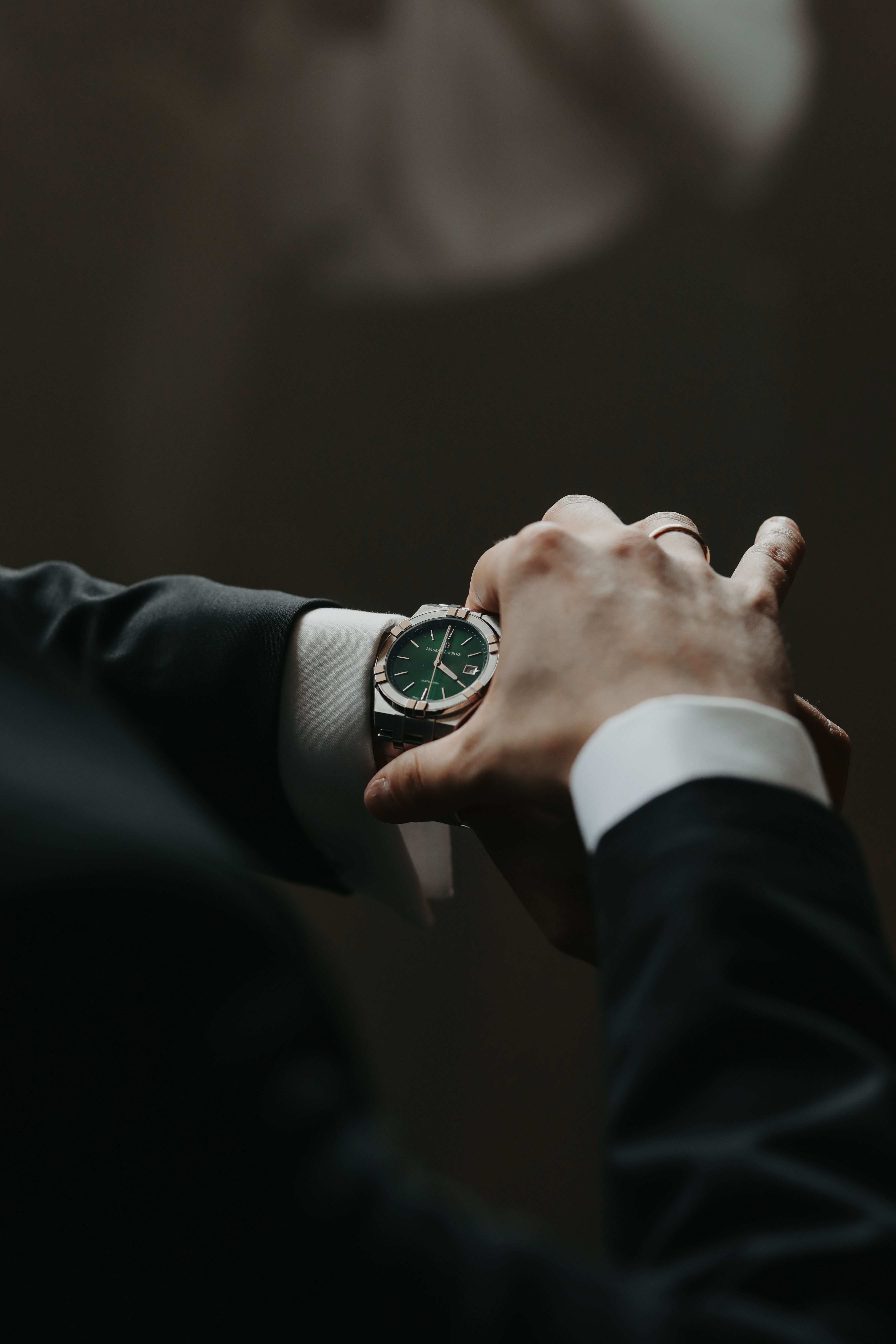 Jam Tangan Hijau Elegan Di Pergelangan Tangan Pengusaha · Foto Stok Gratis