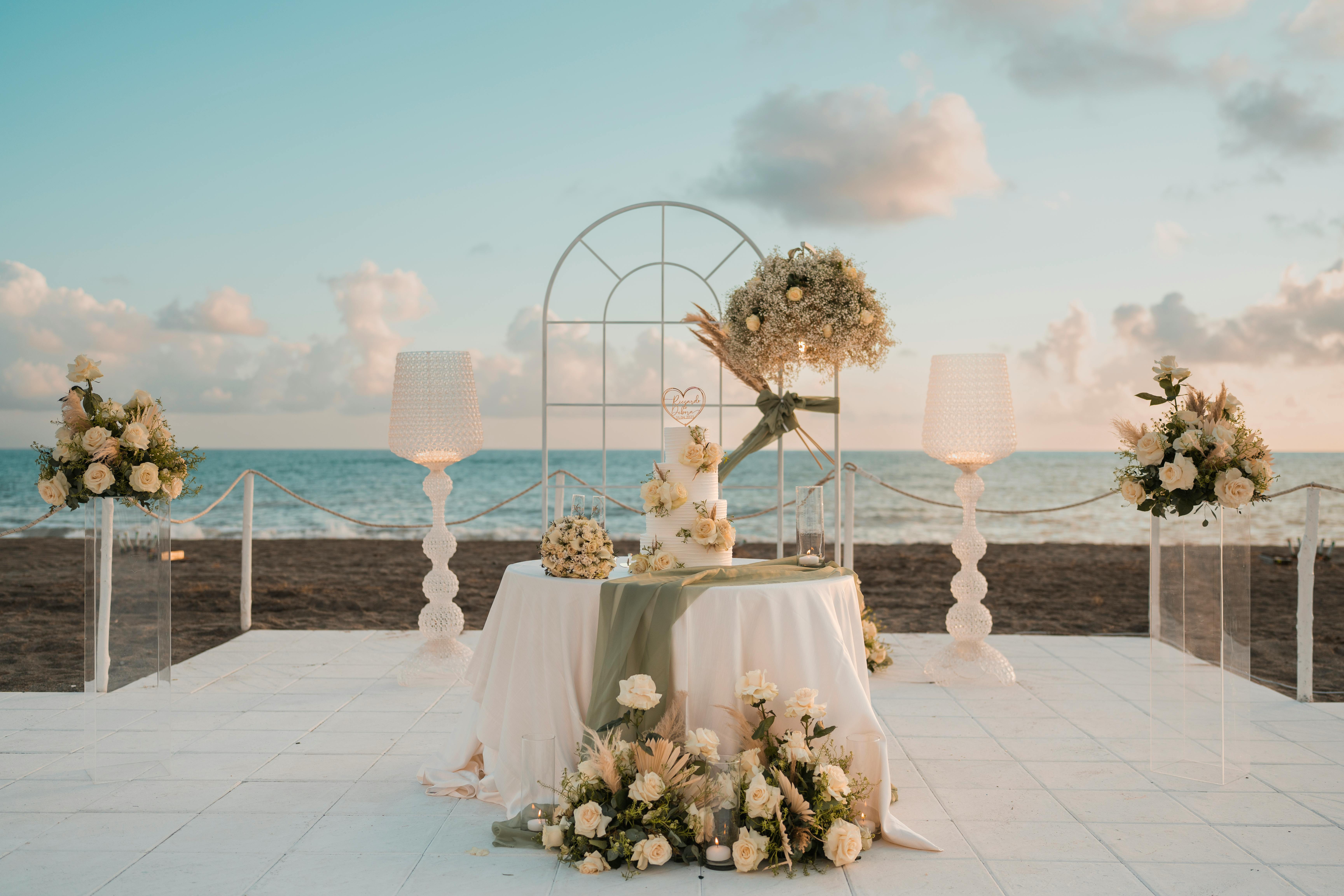 Elegant Beachfront Wedding Reception Setup · Free Stock Photo