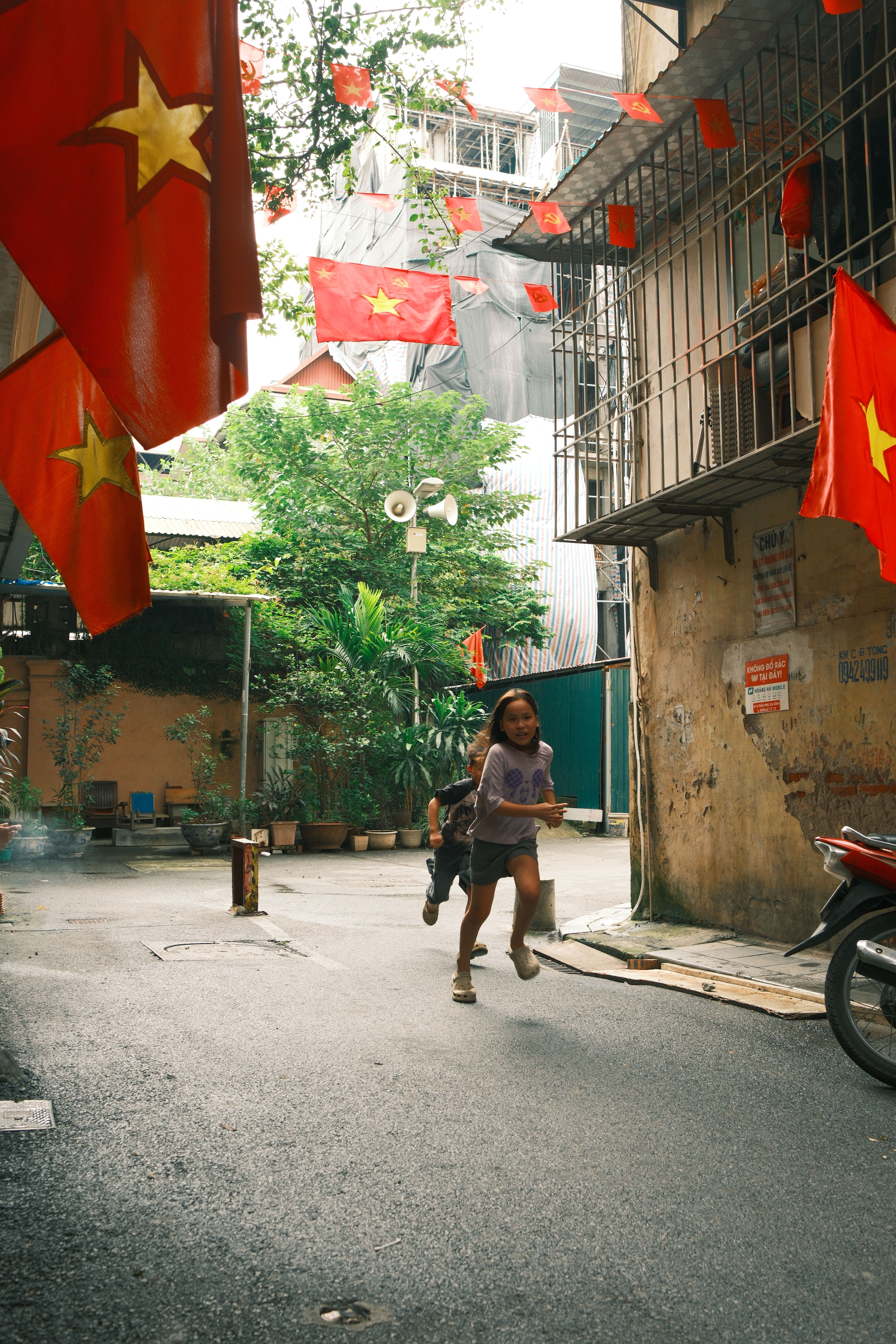 Children Playing in Vietnamese Alleyway · Free Stock Photo