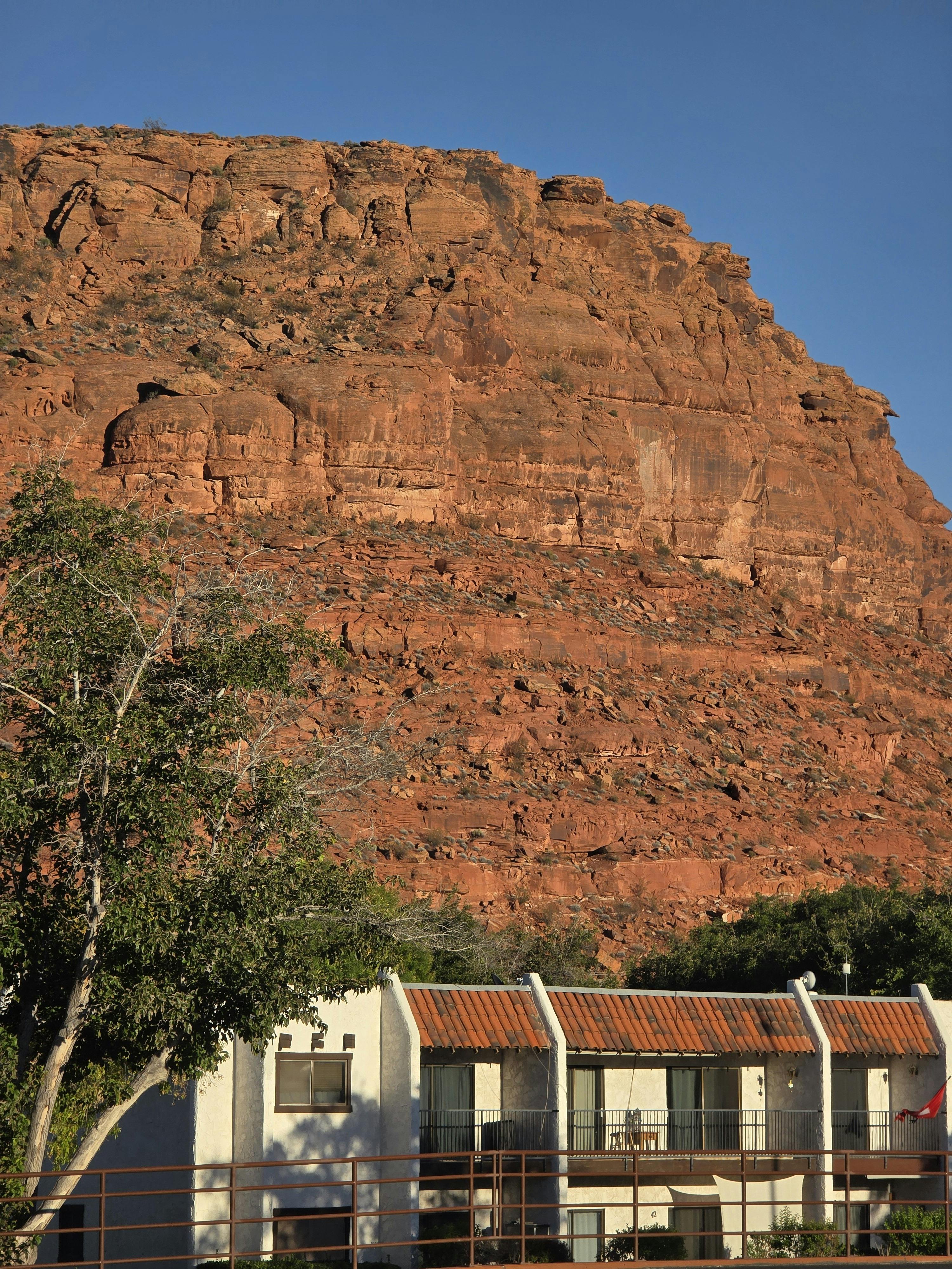 Stunning Red Rock Cliff and Residential View · Free Stock Photo
