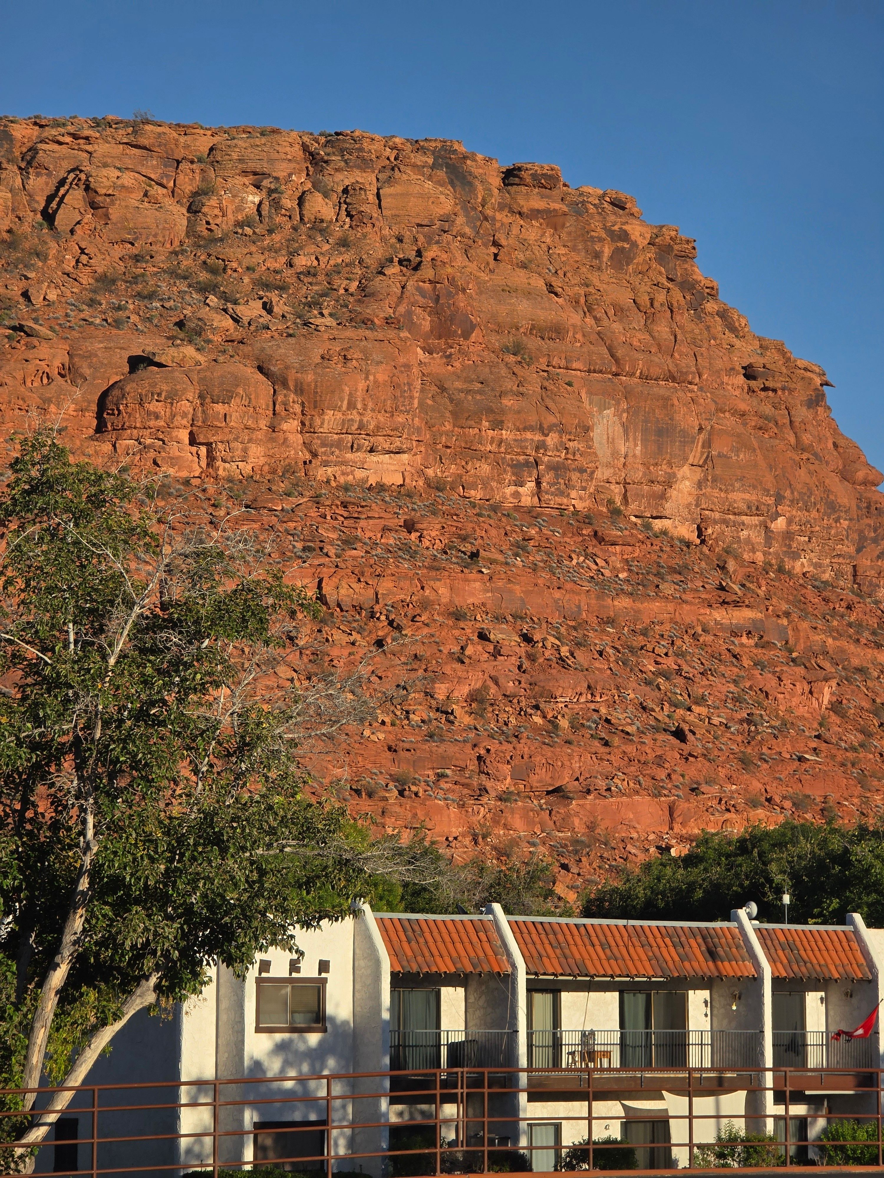 Stunning Red Rock Cliff and Residential View · Free Stock Photo