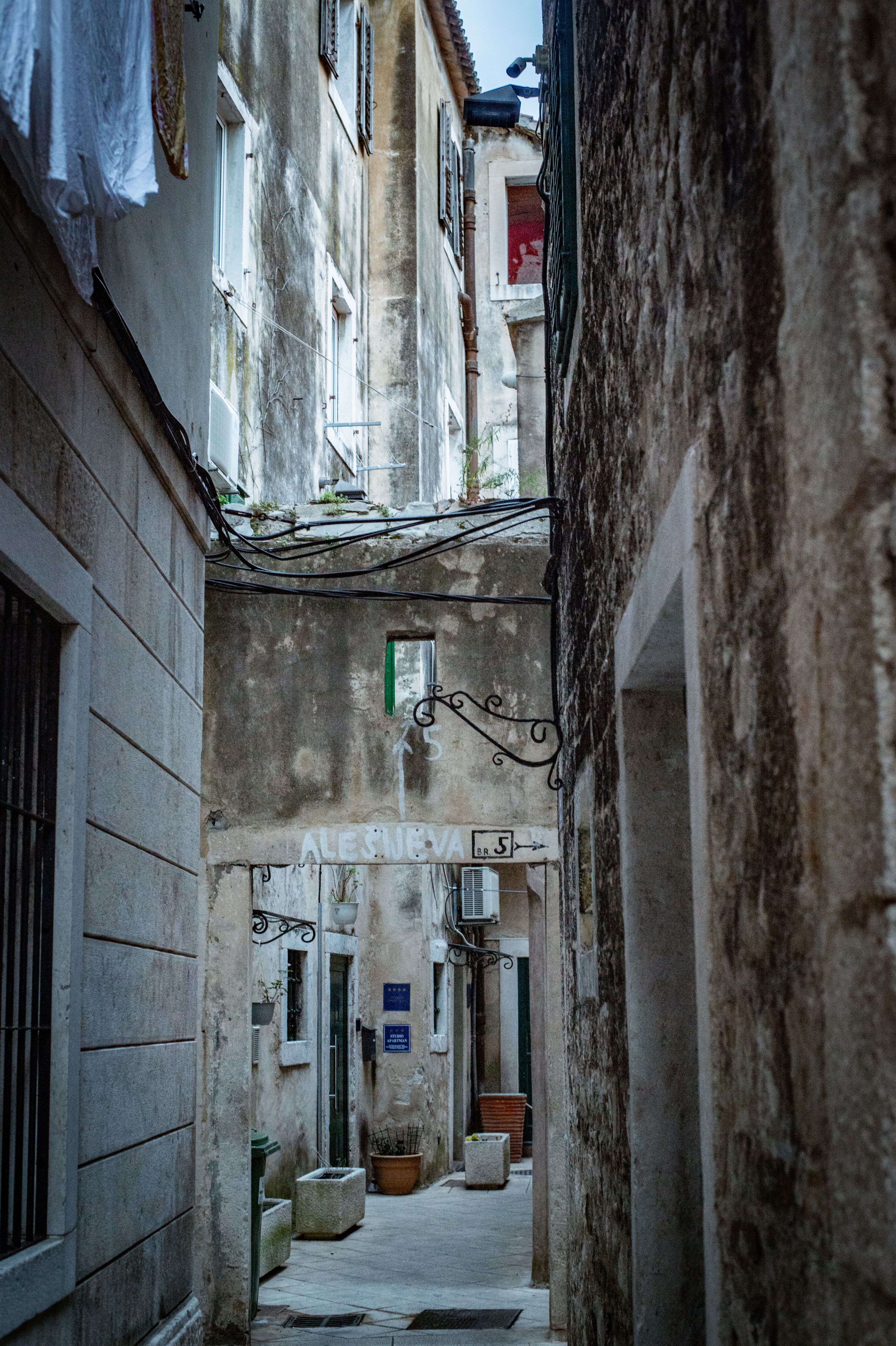 Narrow European Alley with Rustic Architecture · Free Stock Photo