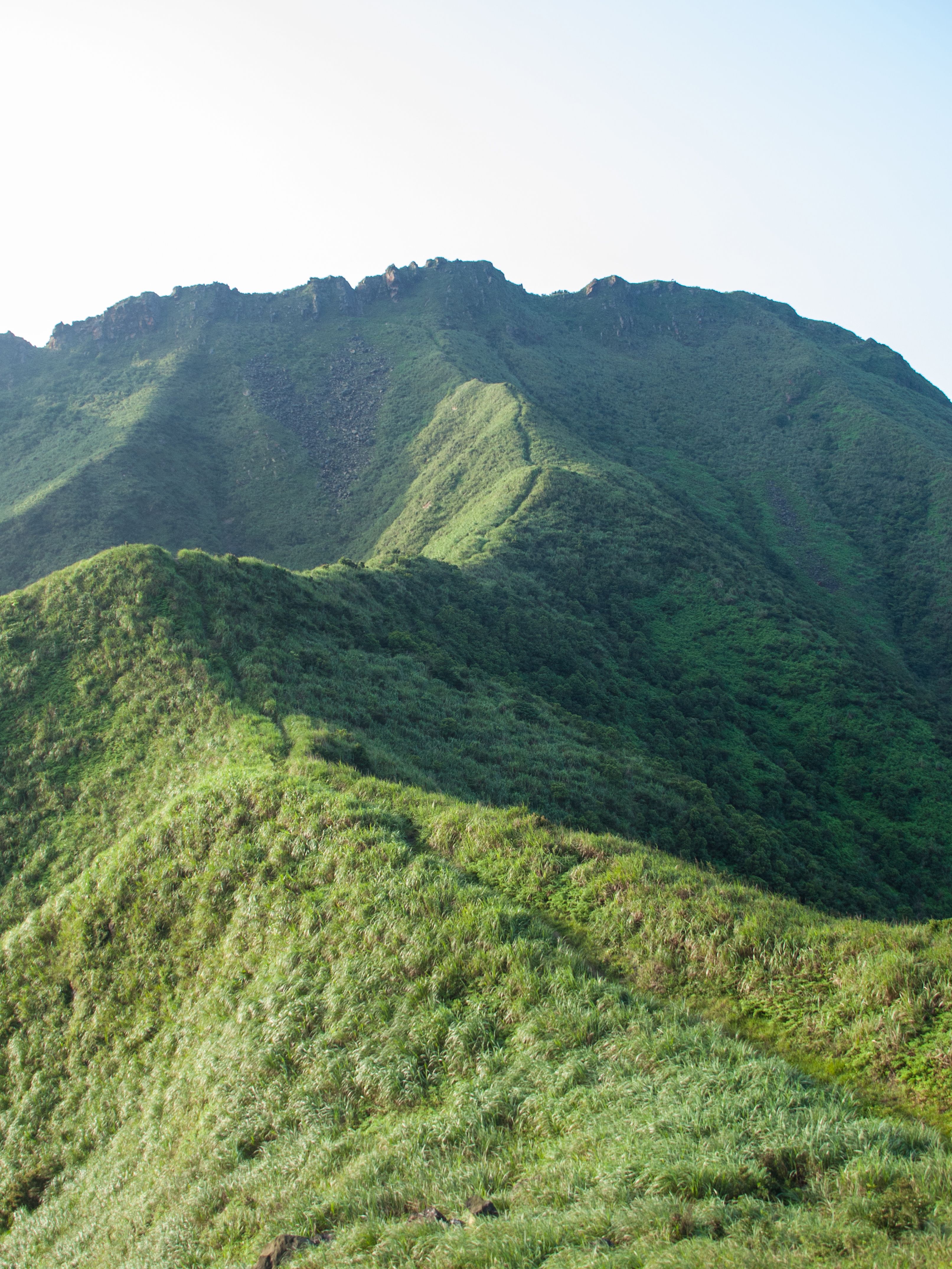 Crête Pittoresque De La Montagne Verte Sous Un Ciel Clair · Photo gratuite