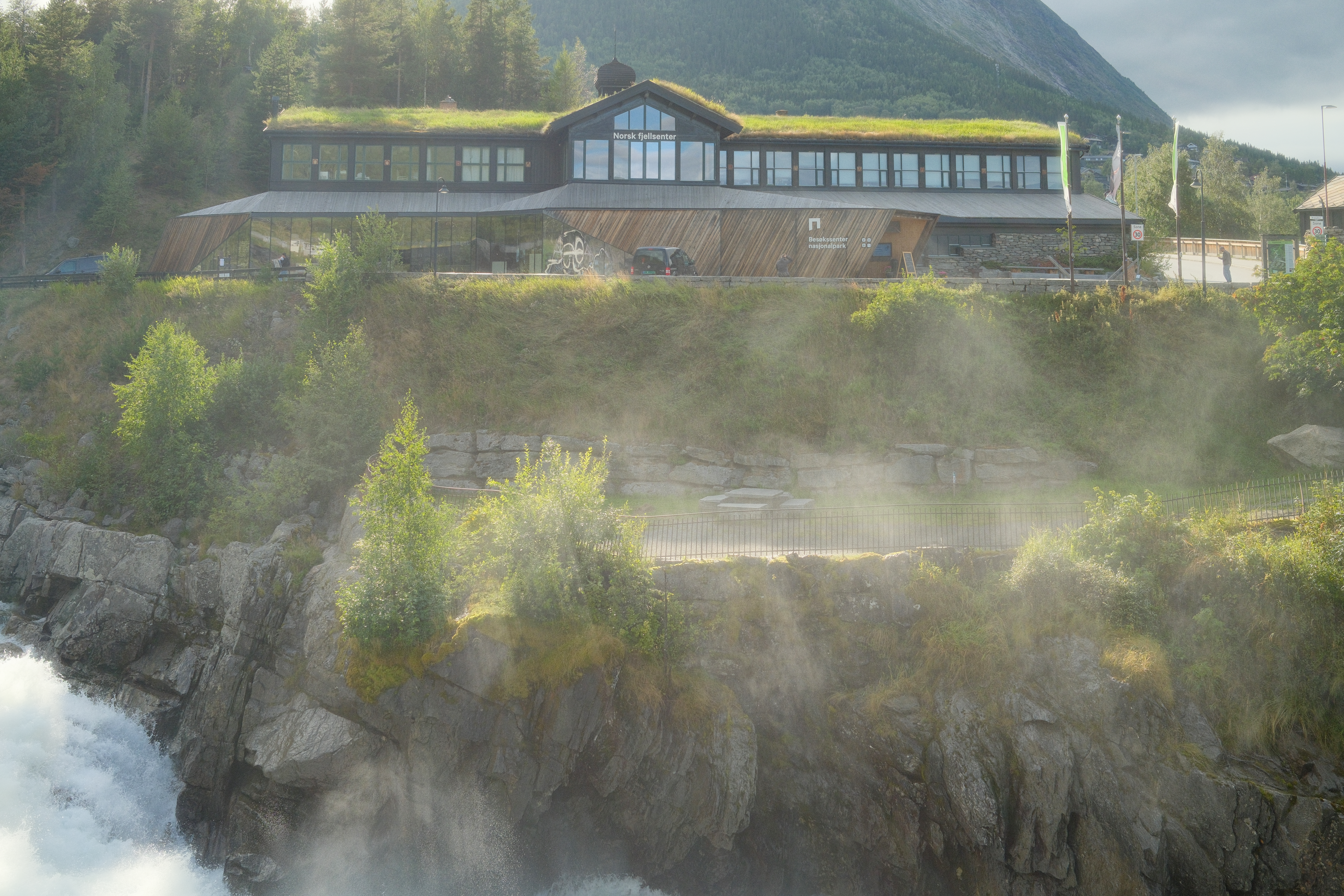 Scenic Cliffside Building with Natural Green Roof · Free Stock Photo