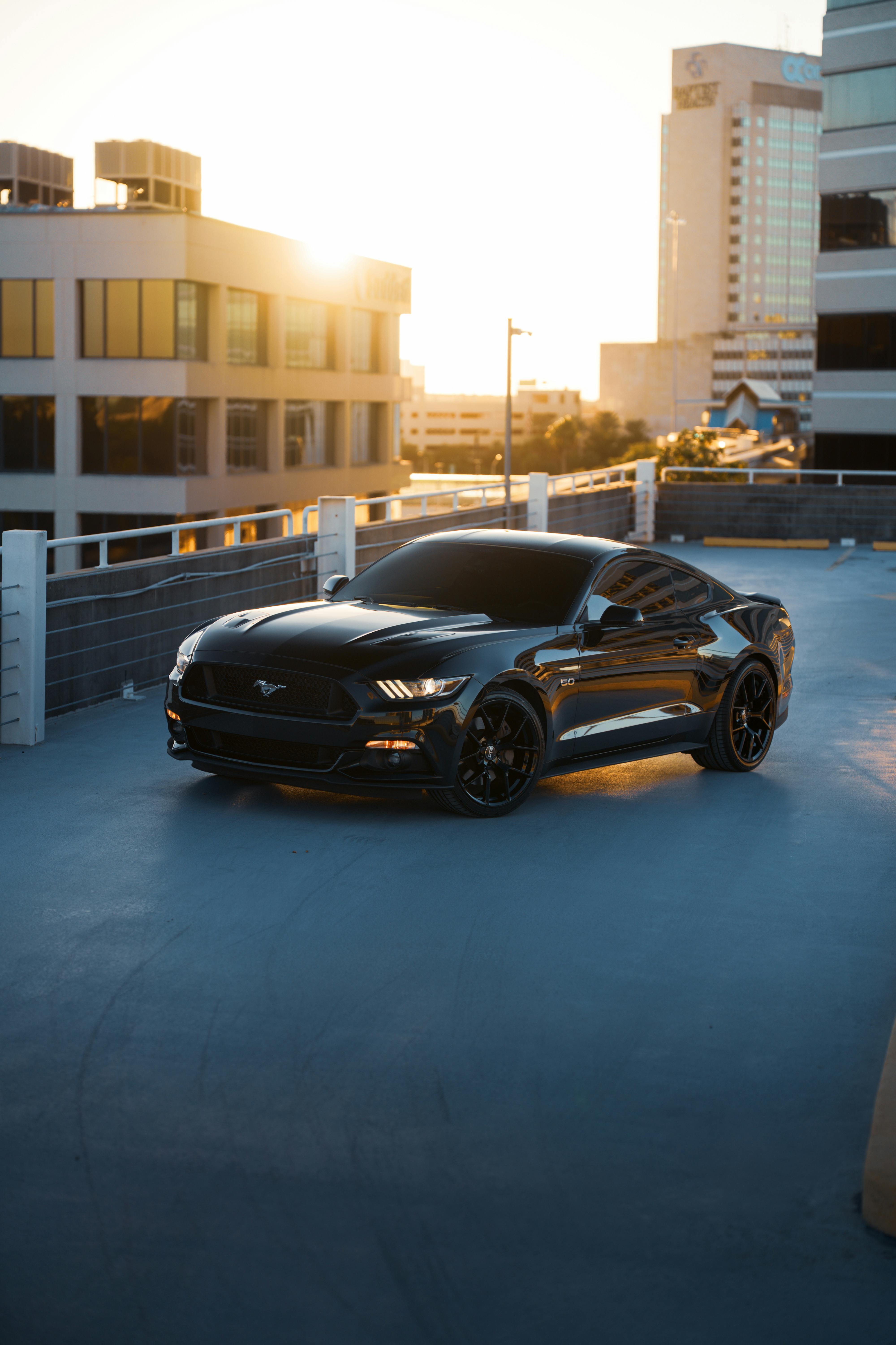 Muscle Car Negro En La Azotea De Una Ciudad Al Atardecer · Foto de ...