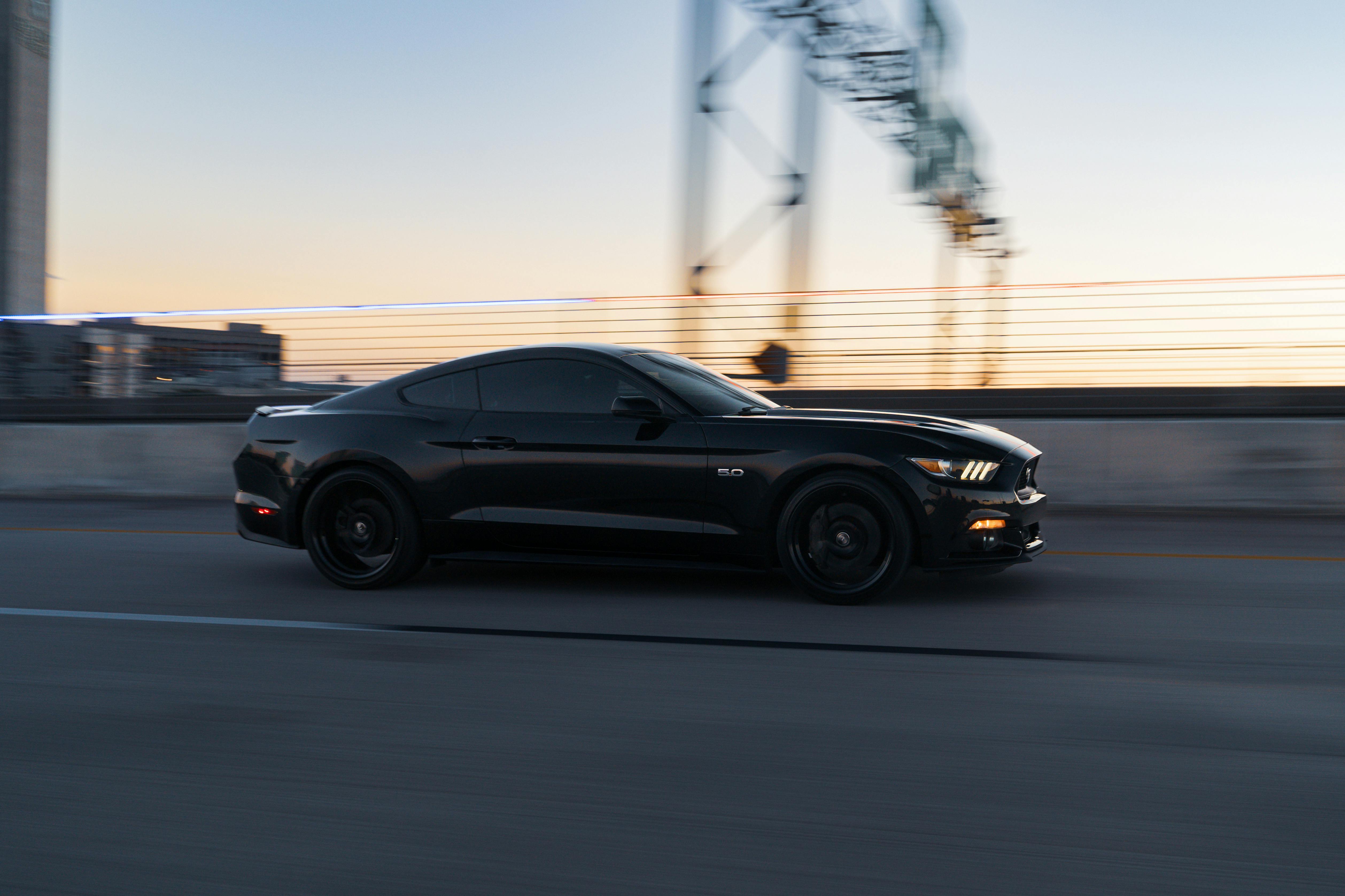 Muscle Car Negro En La Azotea De Una Ciudad Al Atardecer · Foto de ...