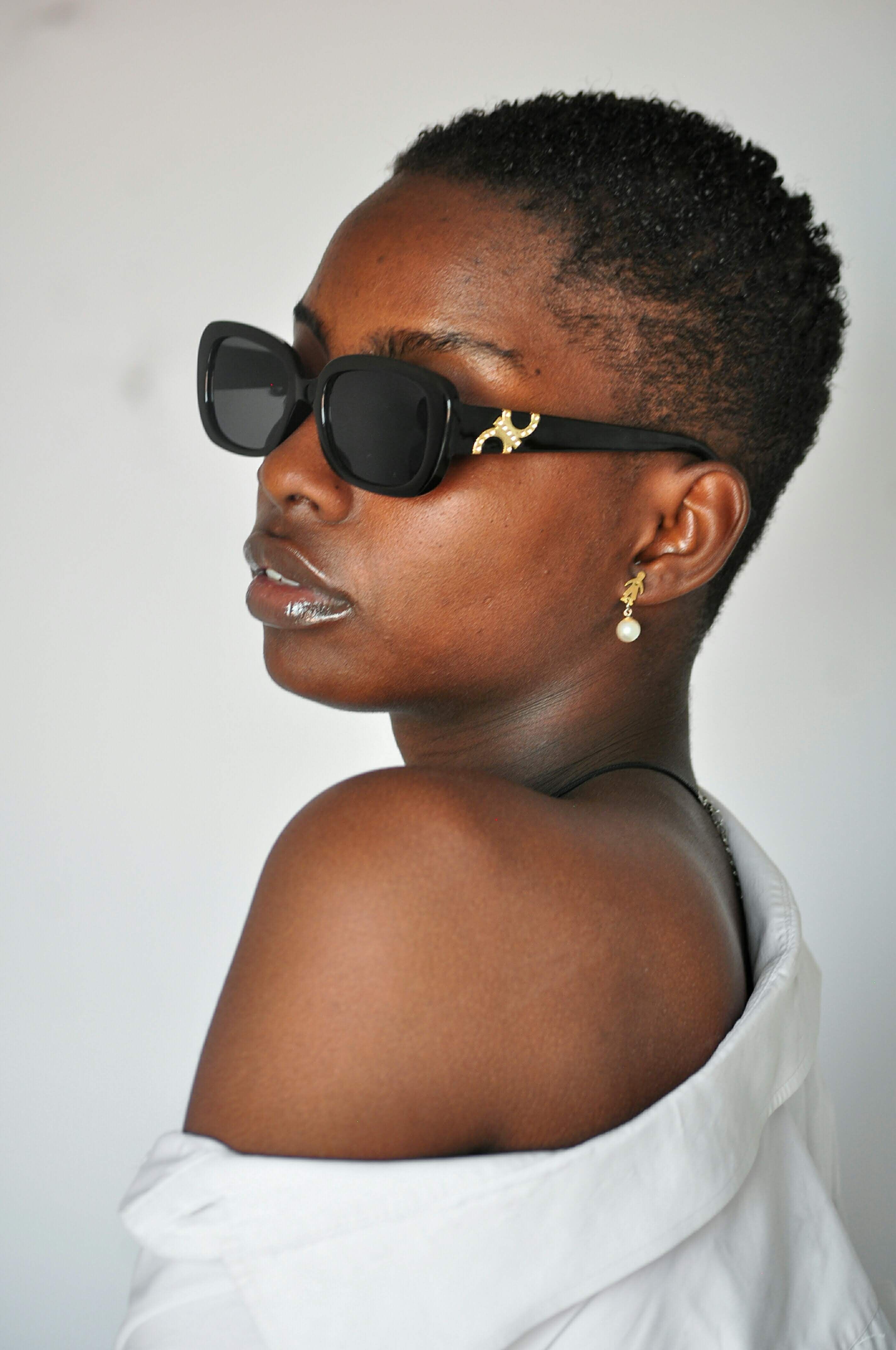 Retrato De Una Elegante Mujer Negra Con Gafas De Sol · Foto de stock ...
