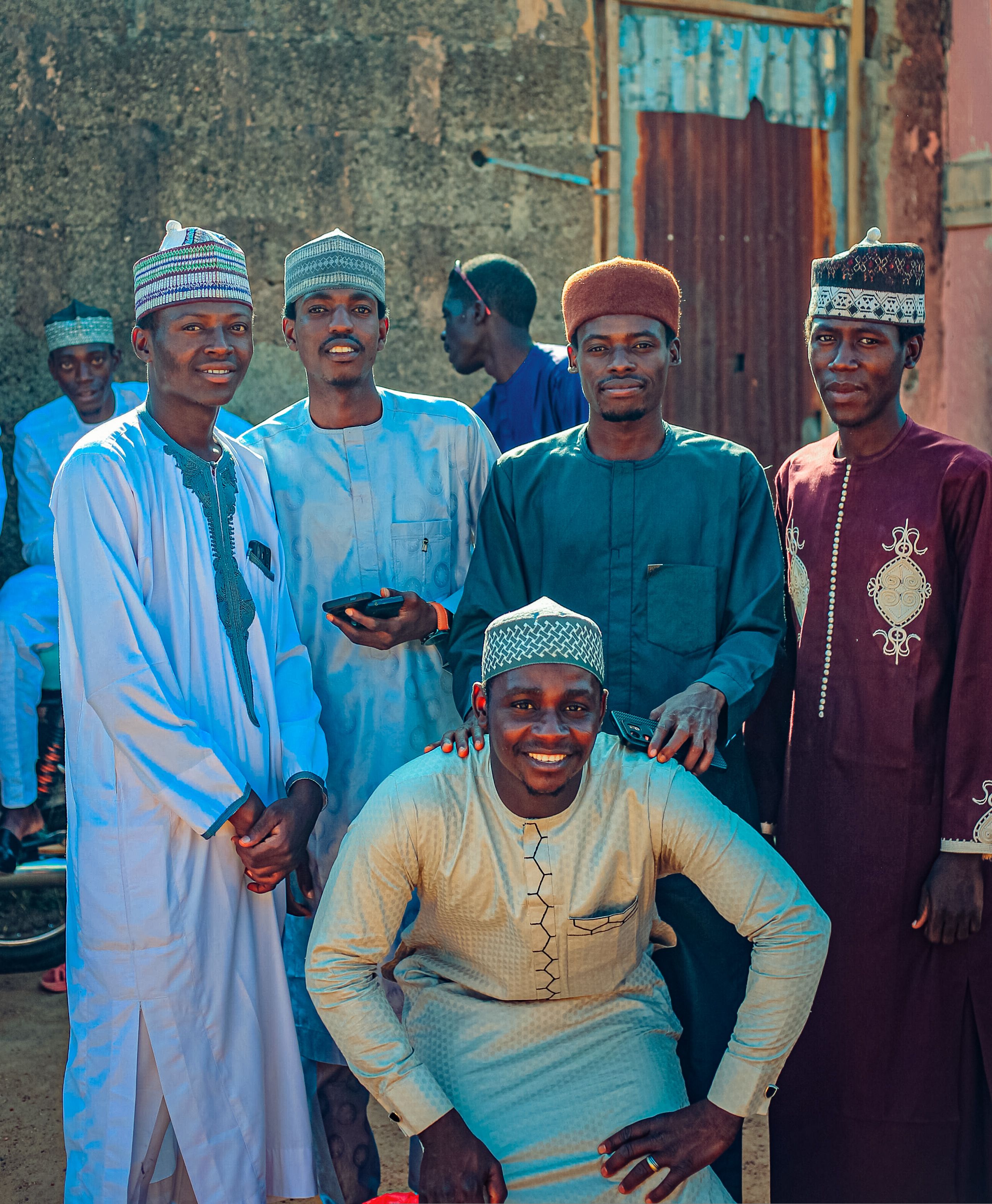 Grupo De Hombres Con Atuendos Tradicionales Africanos Sonriendo · Foto ...