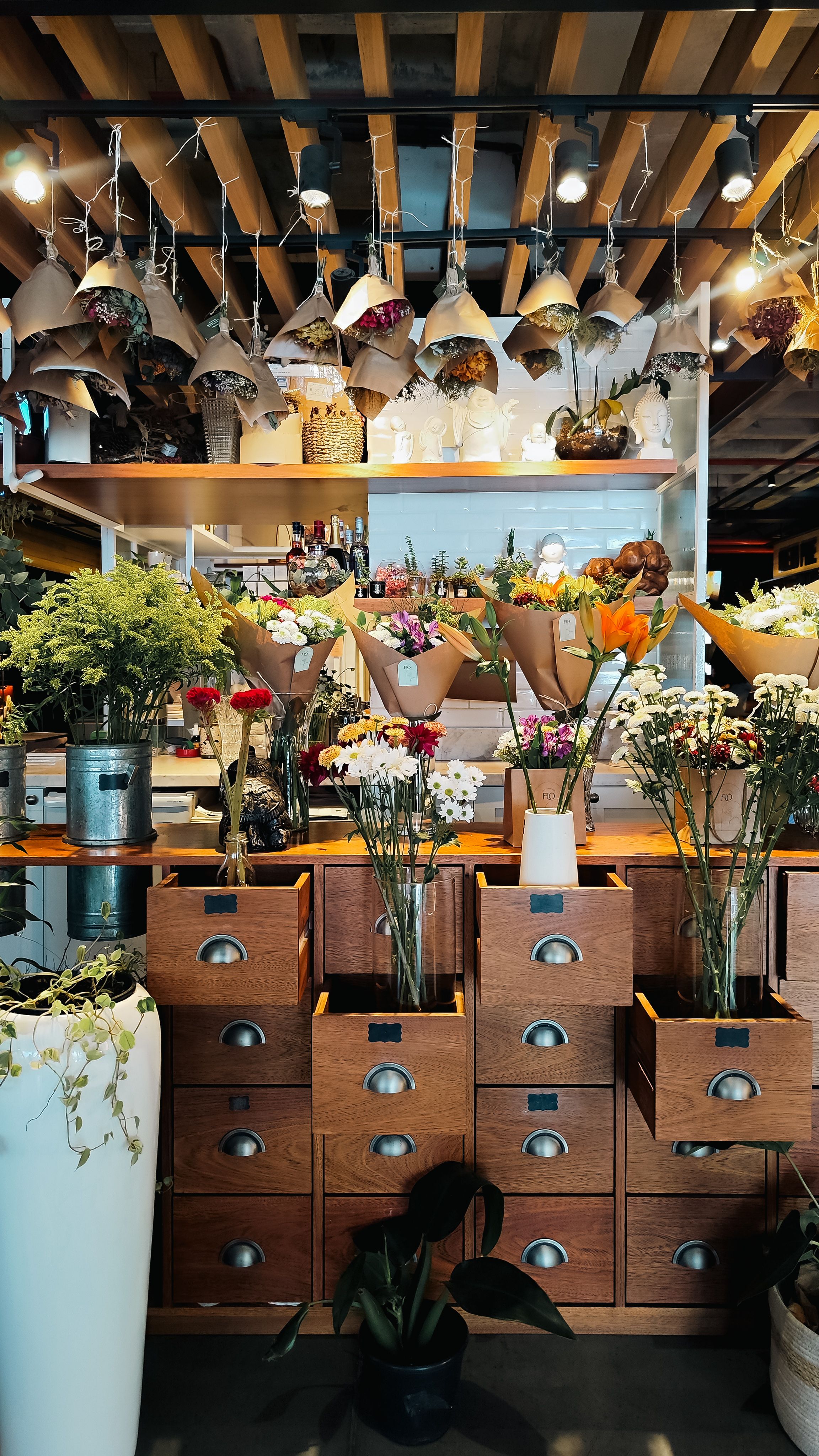 Charming Indoor Flower Shop Display · Free Stock Photo