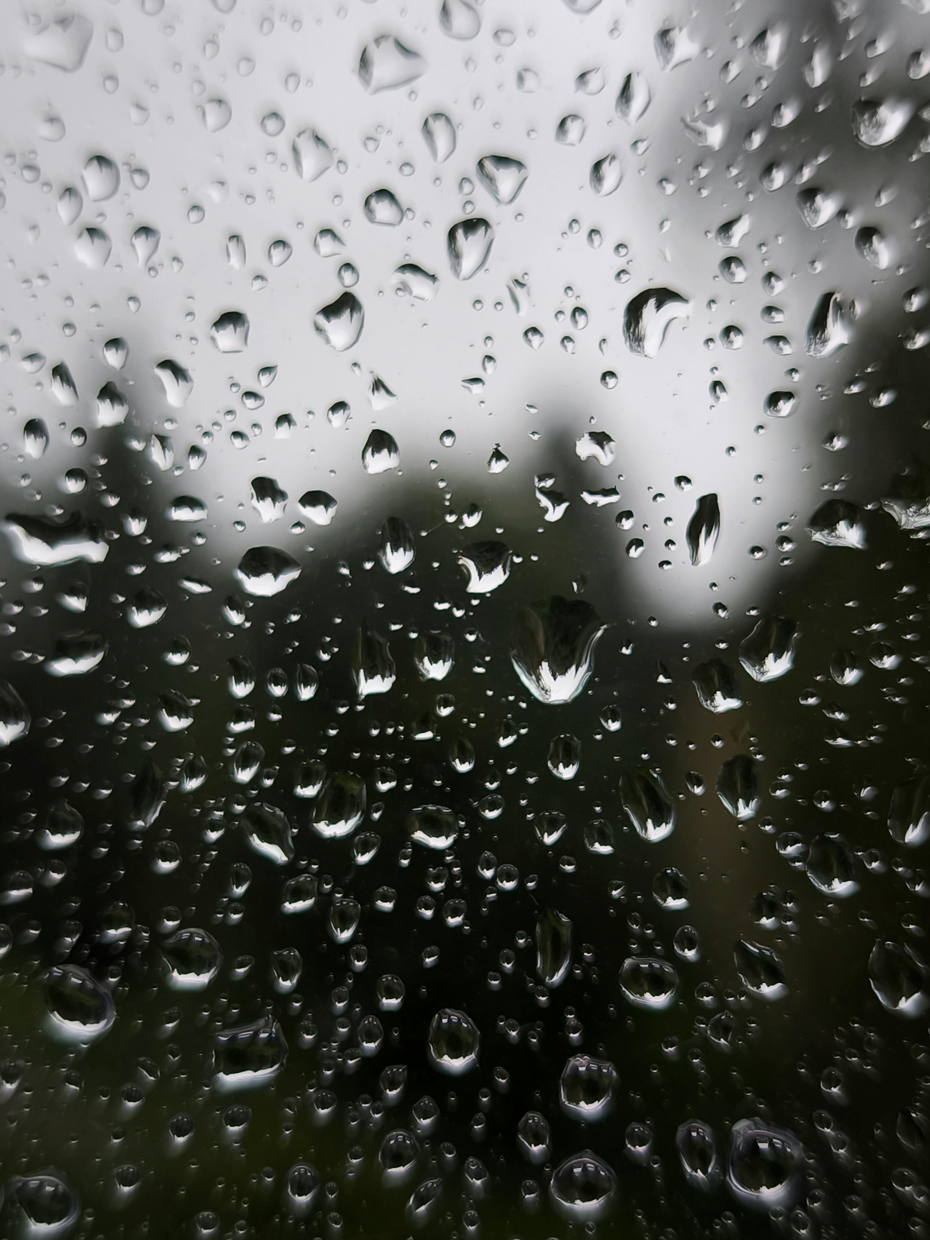 Raindrops on Window During Overcast Day · Free Stock Photo