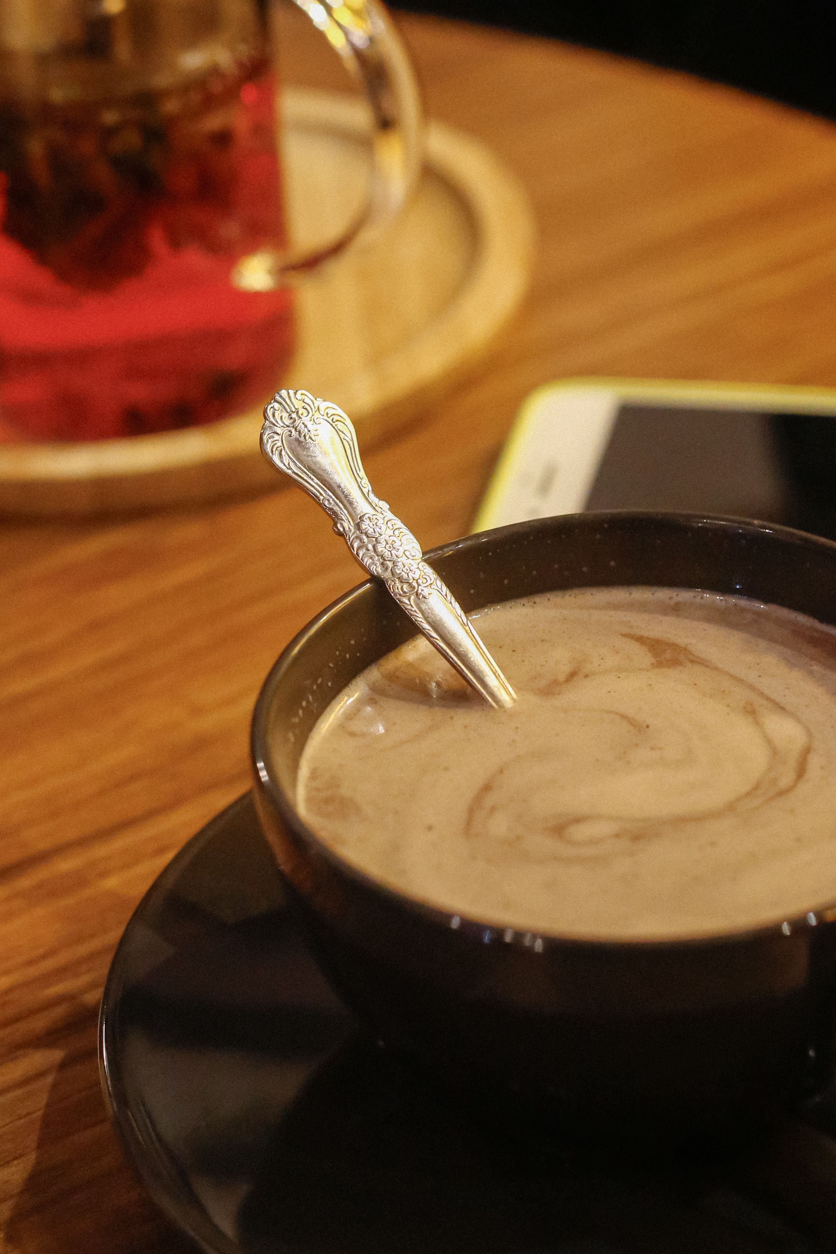 Acogedor Chocolate Caliente En Un Ambiente De Cafetería · Foto de stock ...