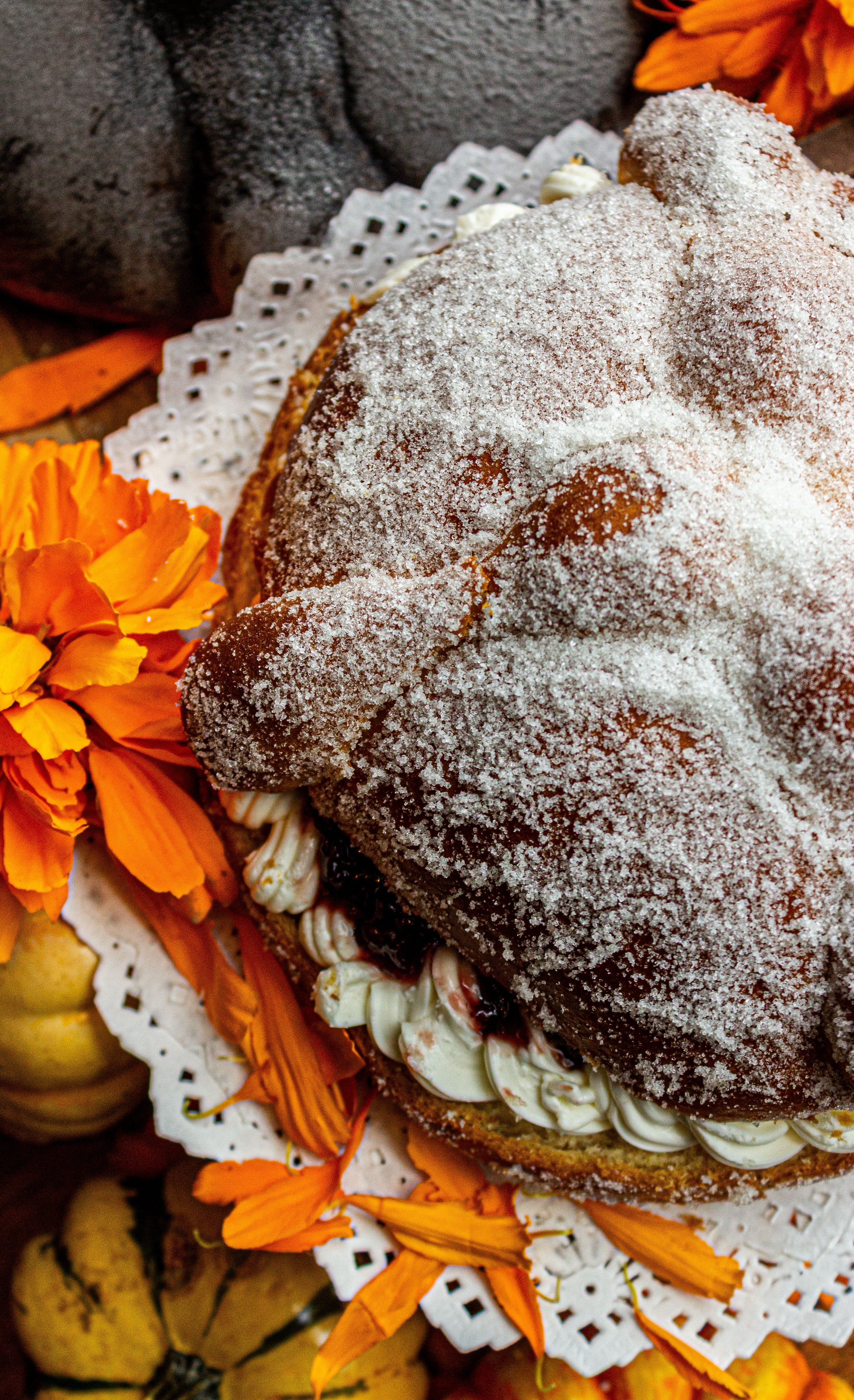 Pan De Muerto Tradicional Mexicano Con Caléndulas · Foto de stock gratuita