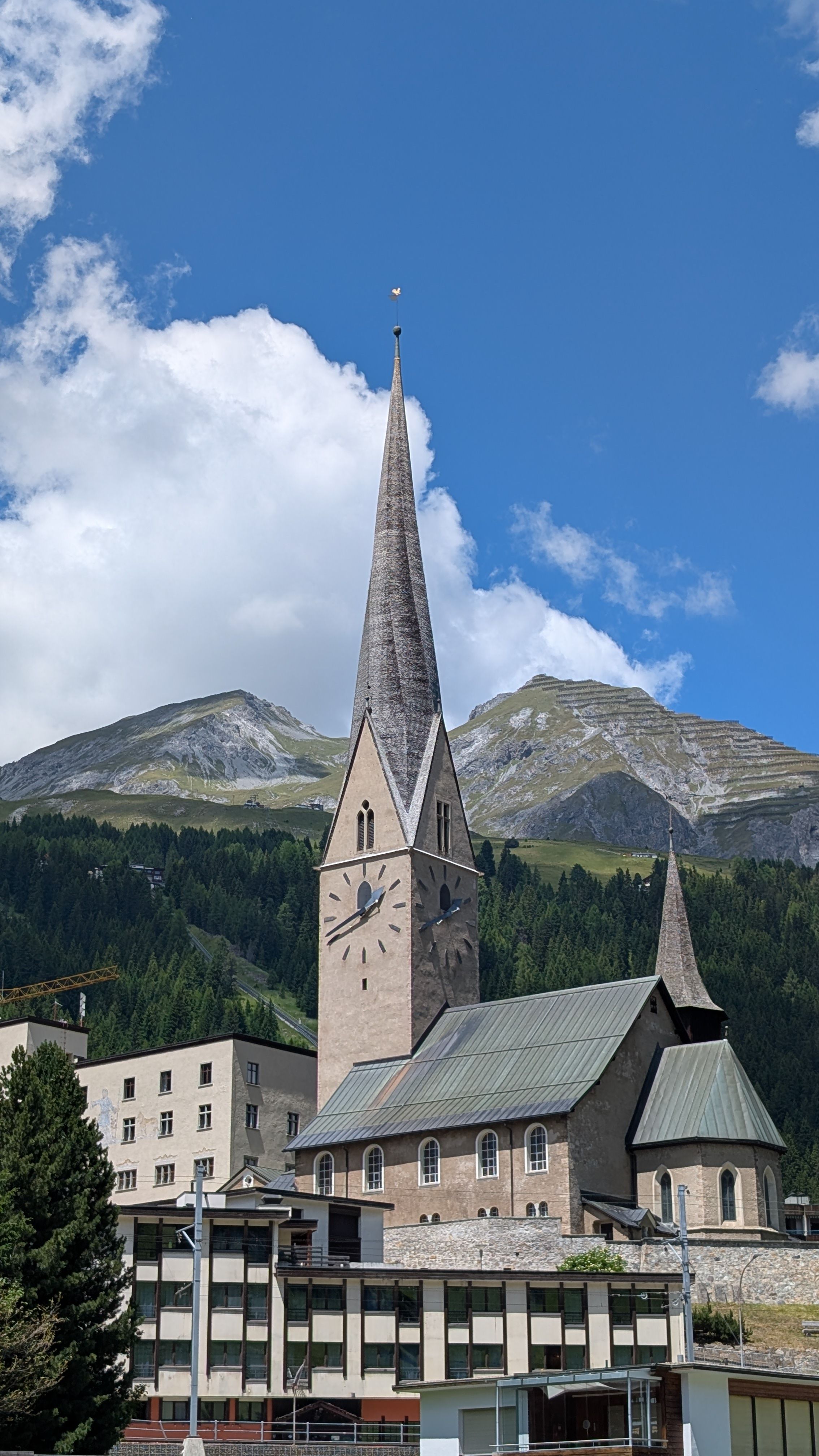 Muhteşem Davos Kilisesi Ve Alp Manzarası · Ücretsiz Stok Fotoğraf