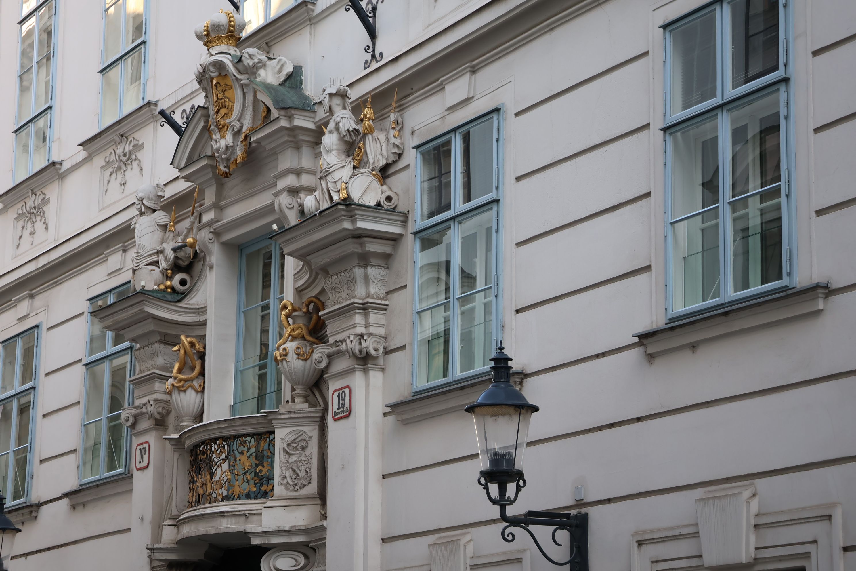 Classic Vienna Architecture with Sculptural Detail · Free Stock Photo