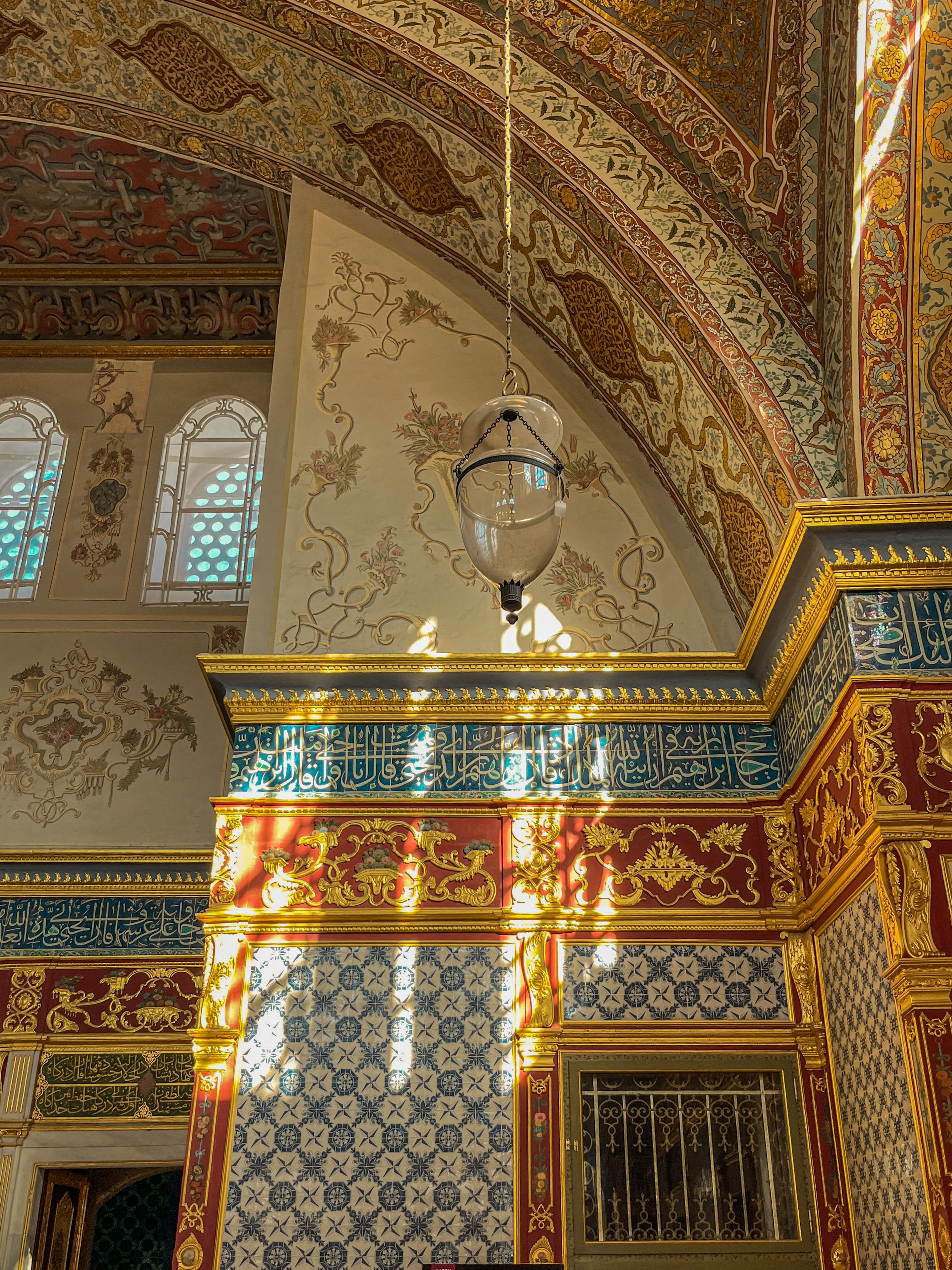 Ornate Interior with Islamic Architecture Elements · Free Stock Photo