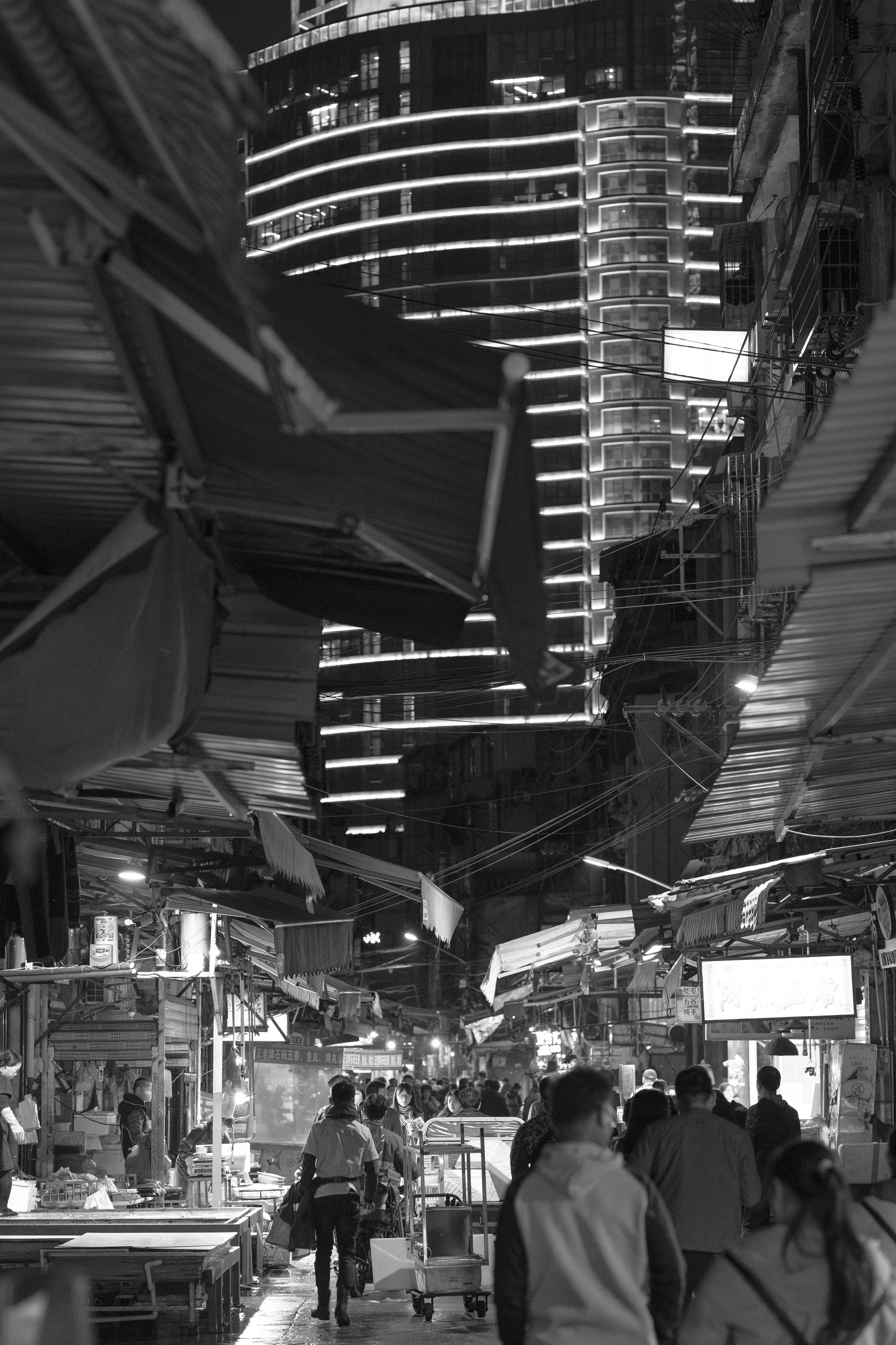 People walking in modern city · Free Stock Photo