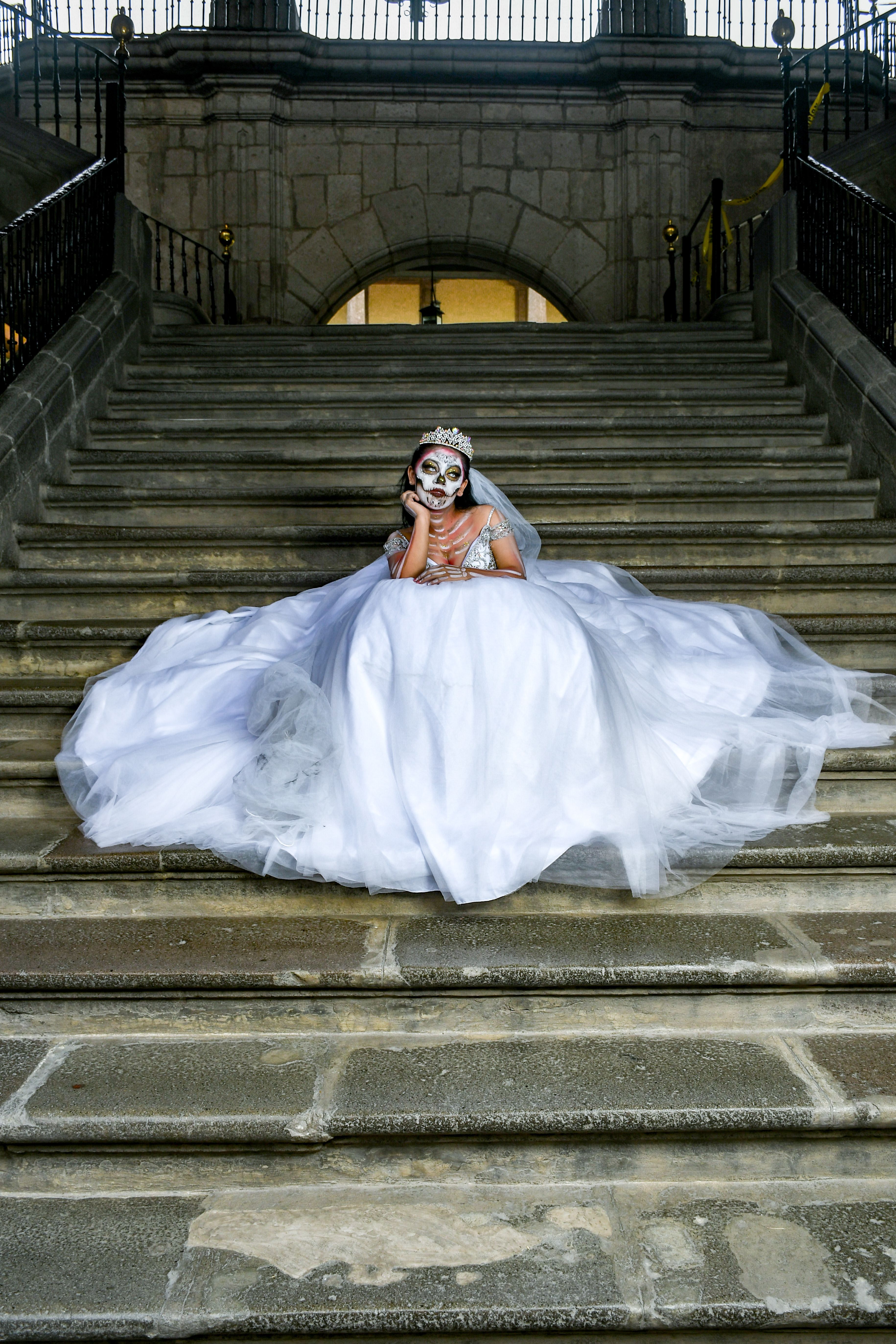 Novia Elegante Con Máscara De Catrina En Escalera De Piedra · Foto de ...