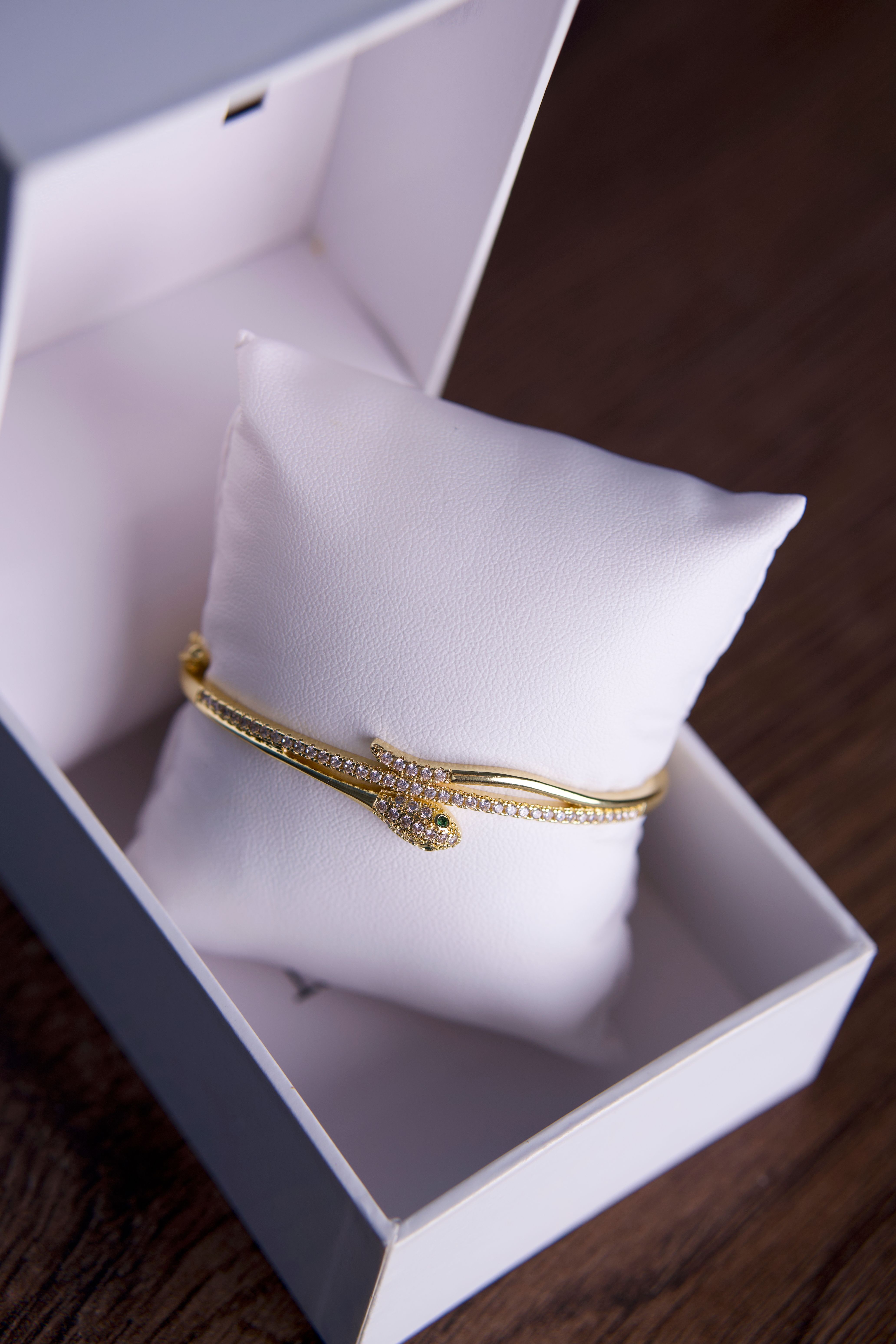 Gelang Emas Elegan Dalam Kotak Perhiasan Putih · Foto Stok Gratis