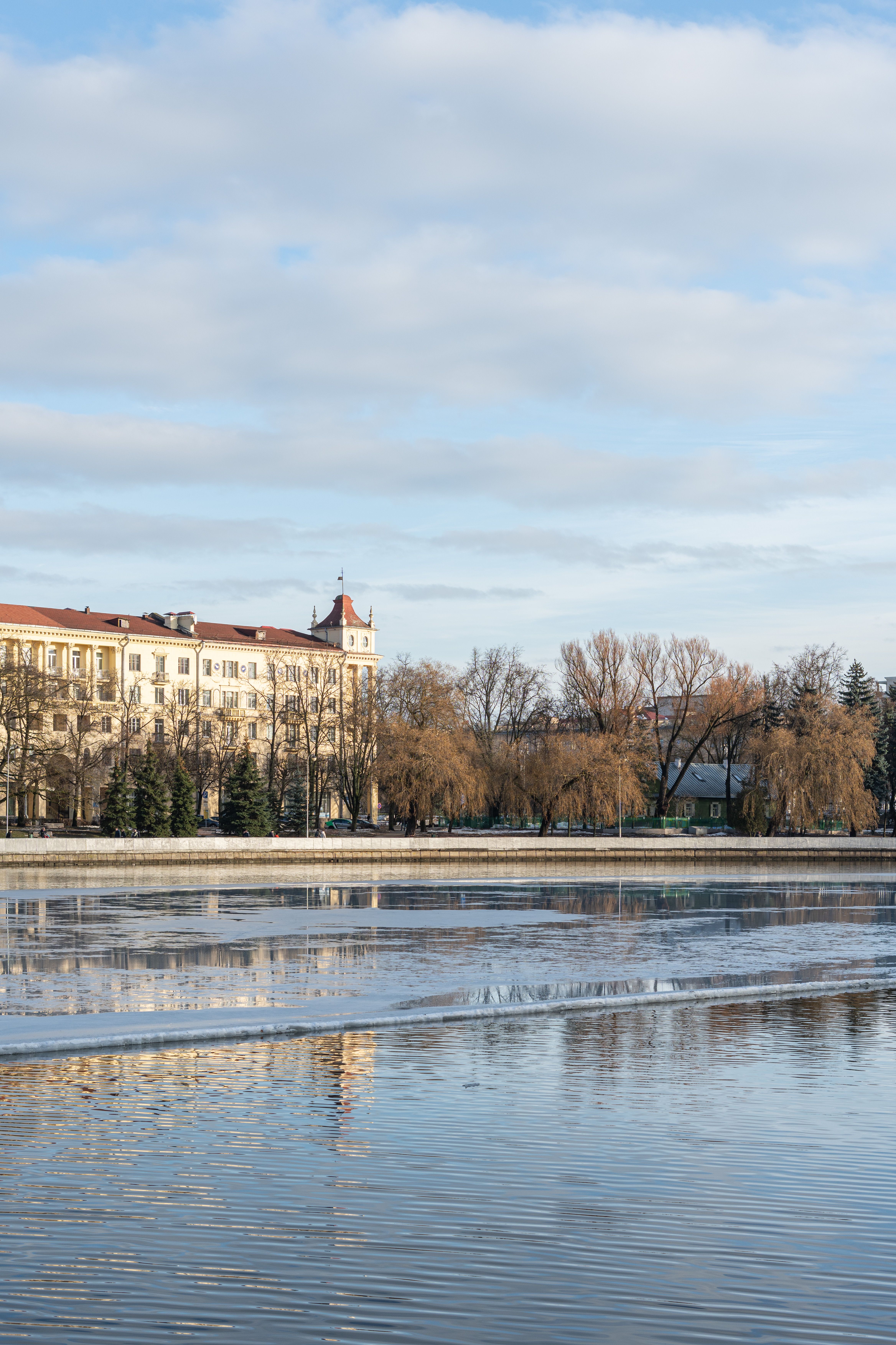 Edificio Histórico Junto Al Río Con Reflejos · Foto de stock gratuita