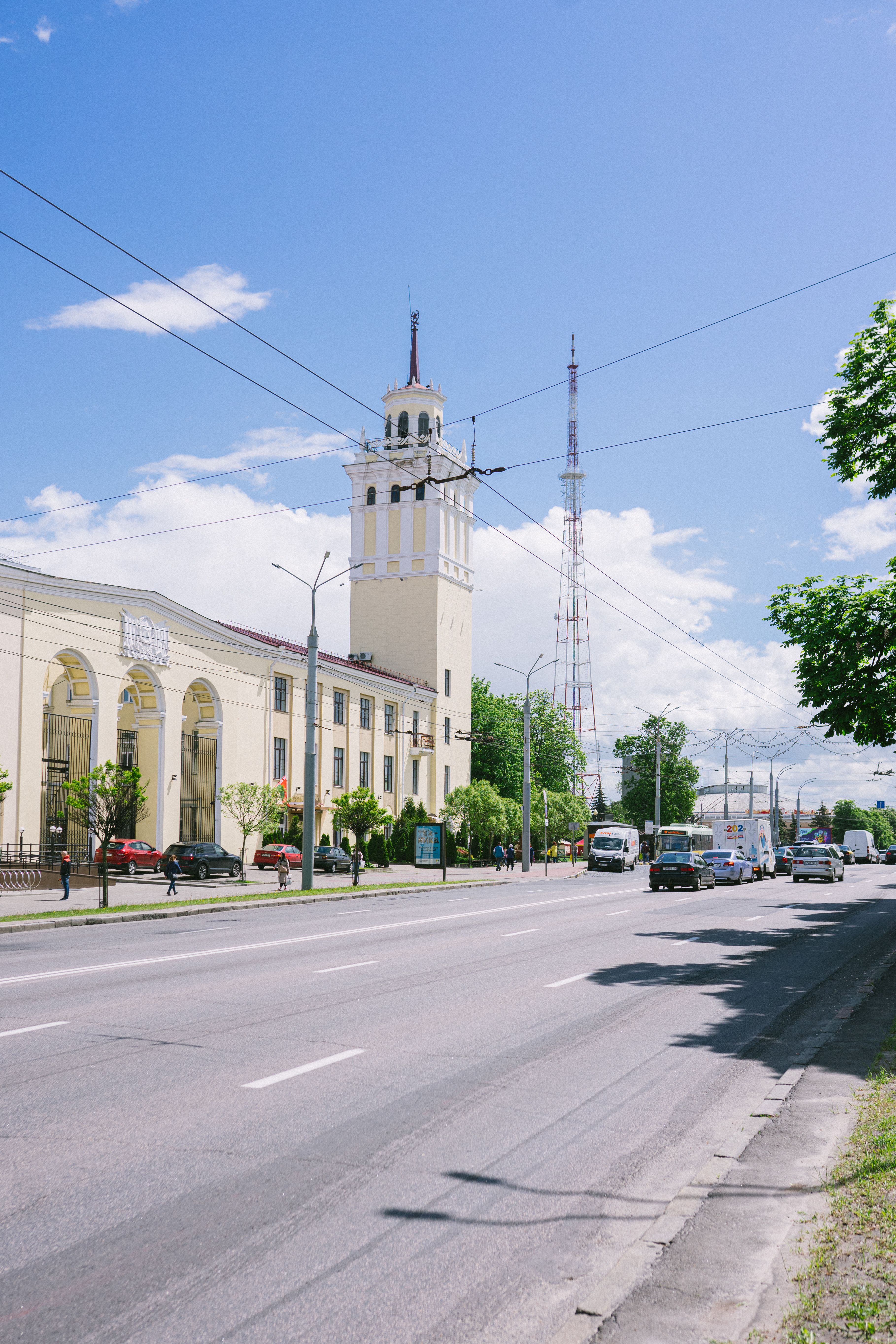 Sunny Street with Historic Building and Tower · Free Stock Photo