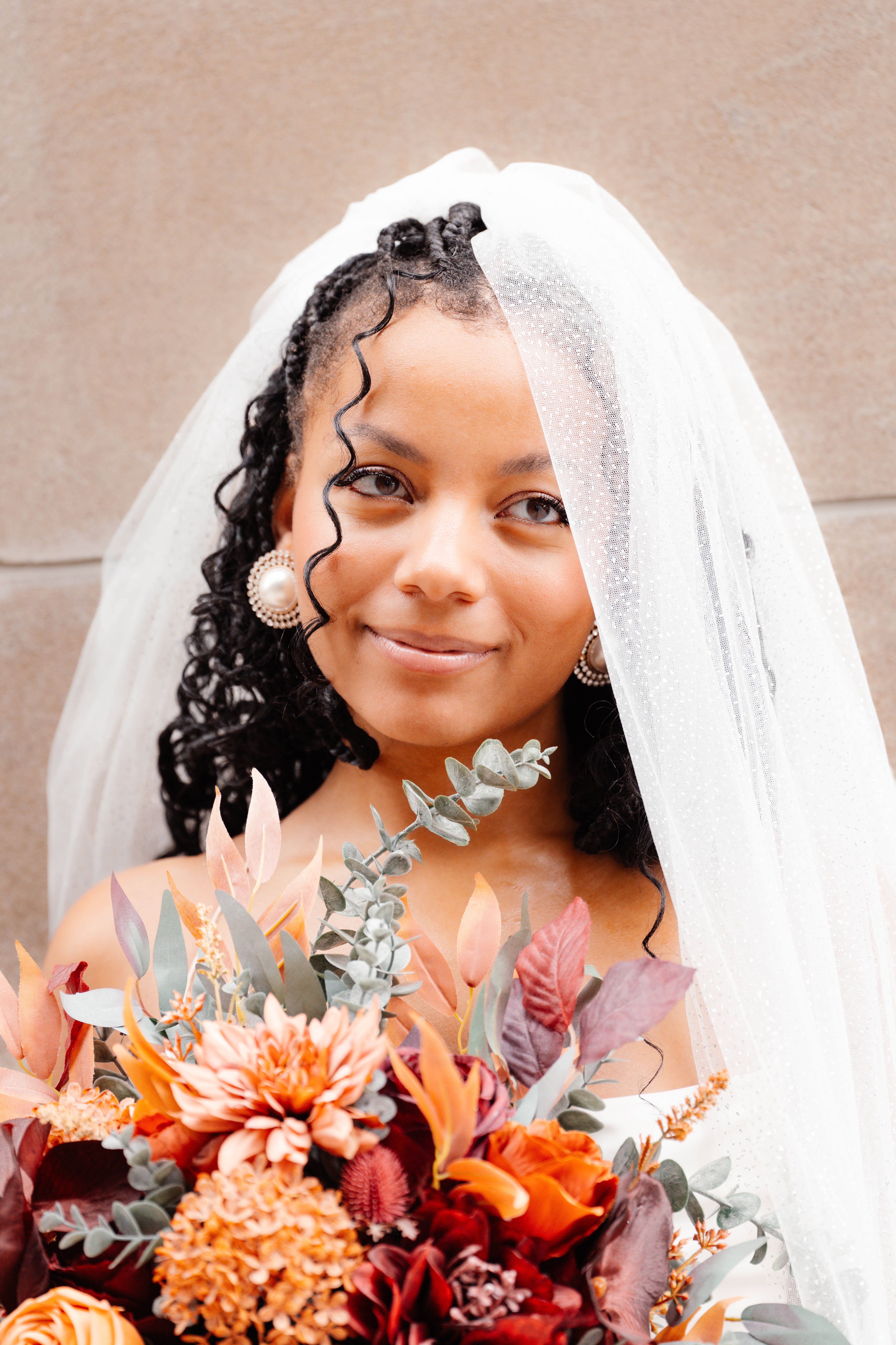 Elegant Bride with Autumn Bouquet and Veil · Free Stock Photo