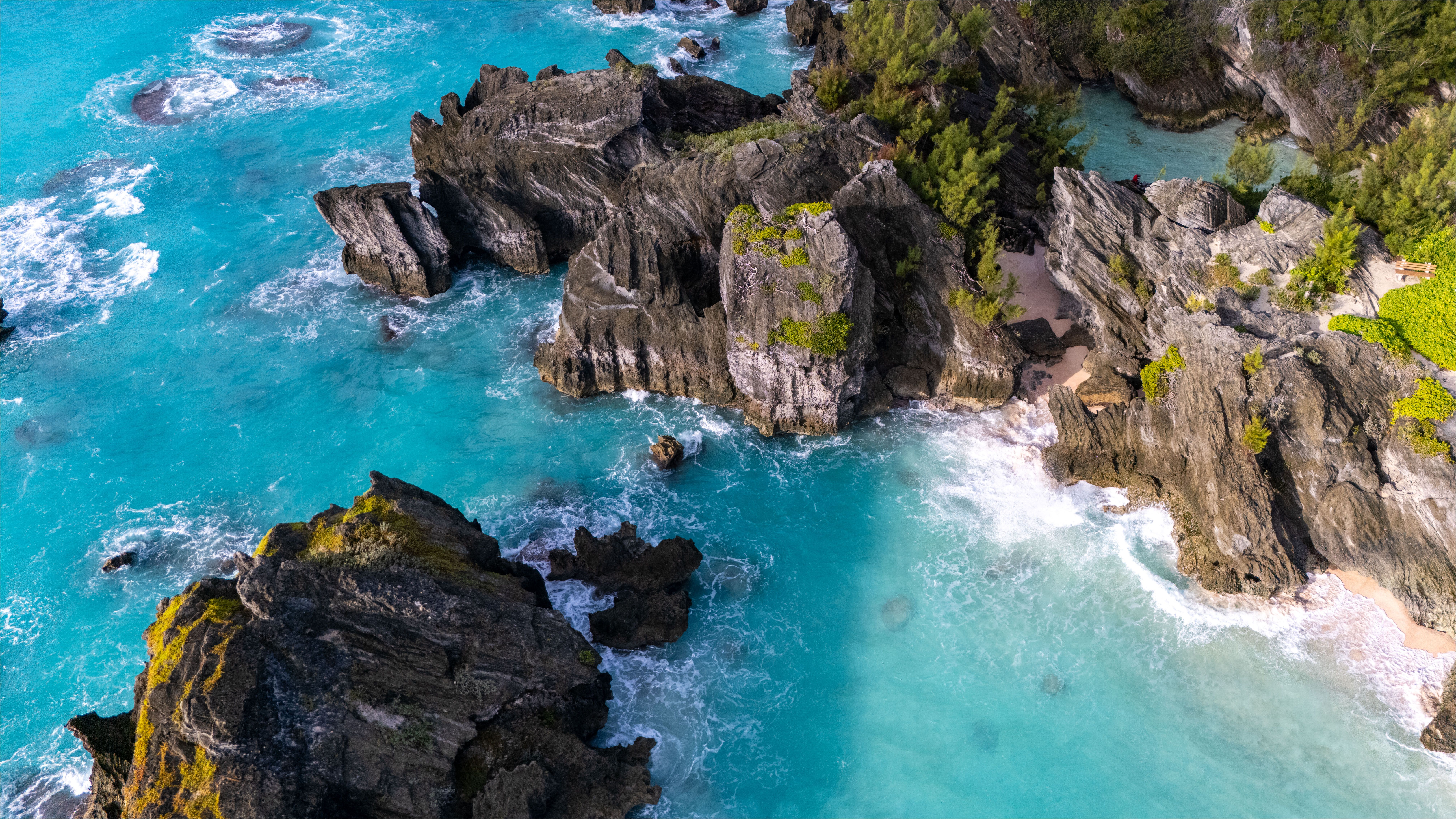 Stunning Aerial View of Bermuda's Turquoise Shores · Free Stock Photo