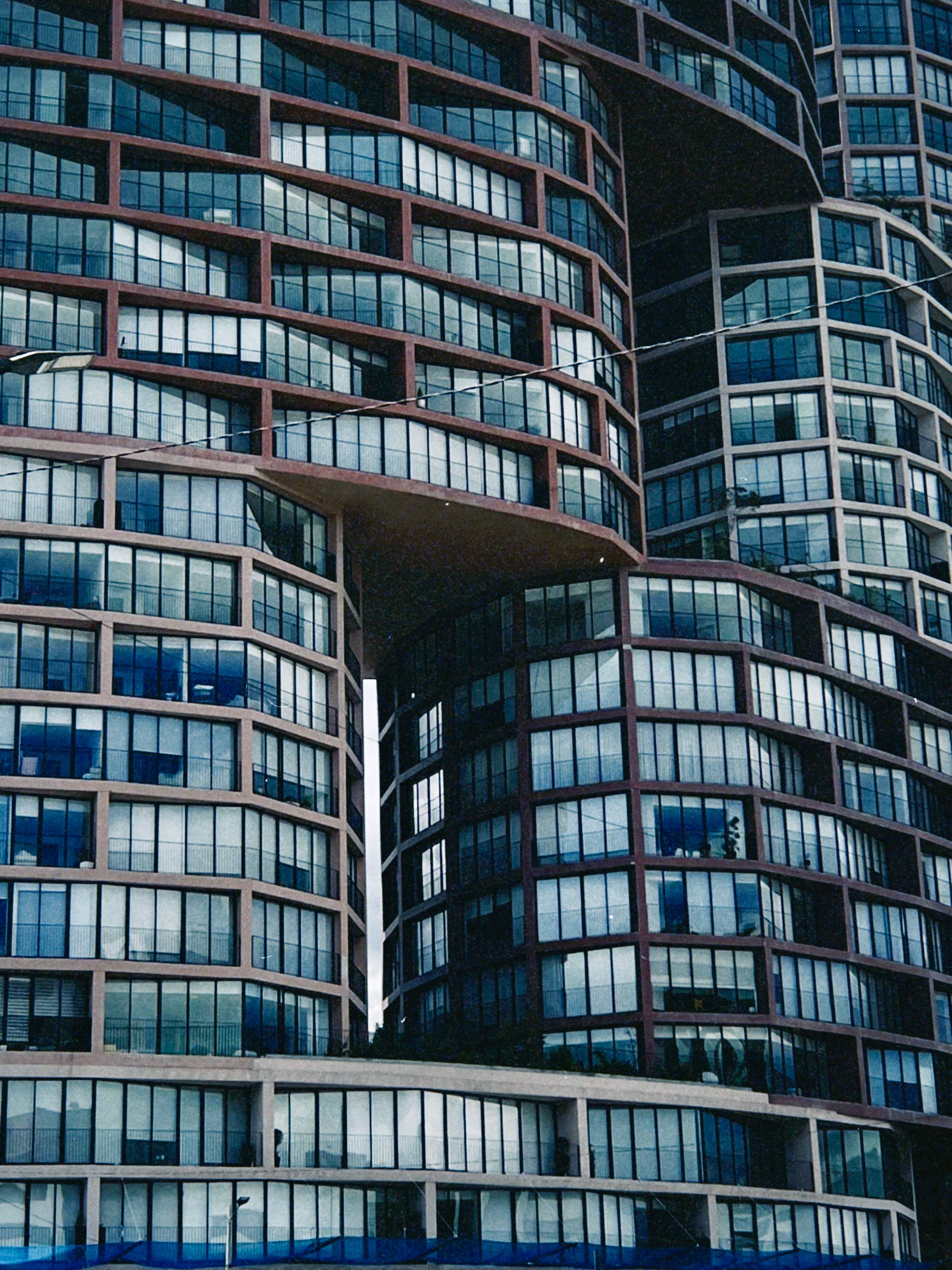 Modern Architectural Curves and Windows in Urban Setting · Free Stock Photo