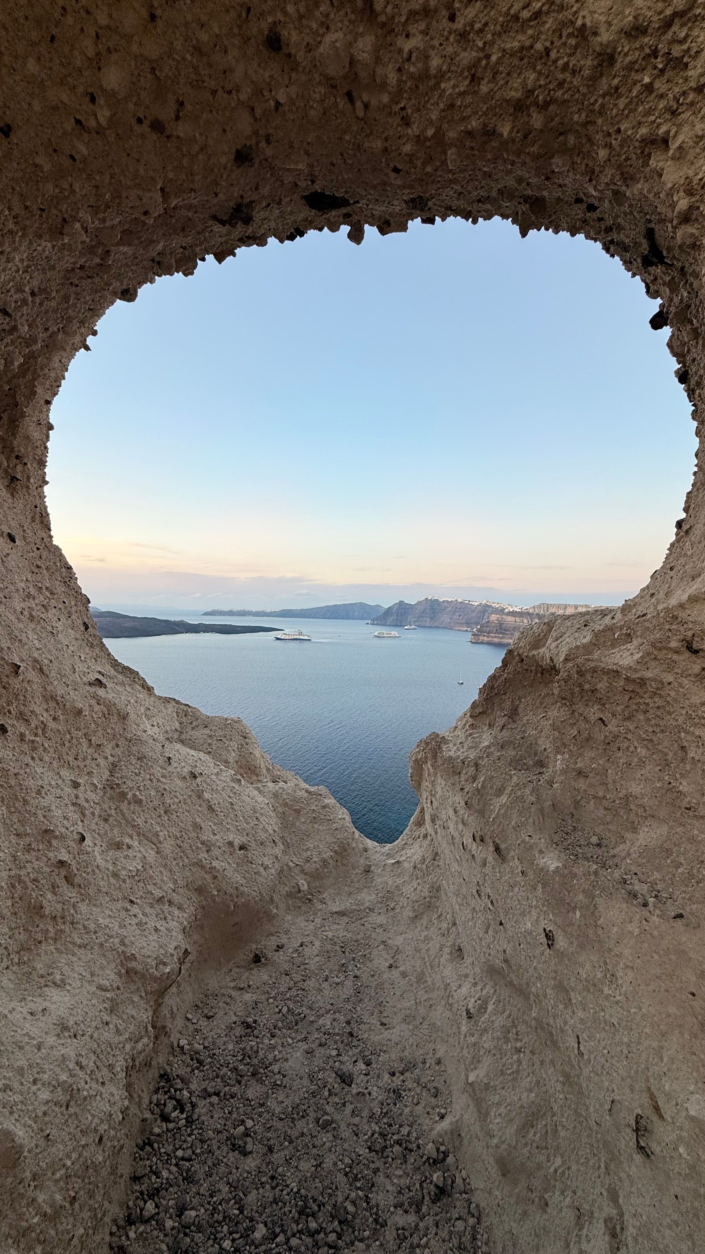 Vue Panoramique Sur La Mer égée à Travers Une Arche Naturelle · Photo ...