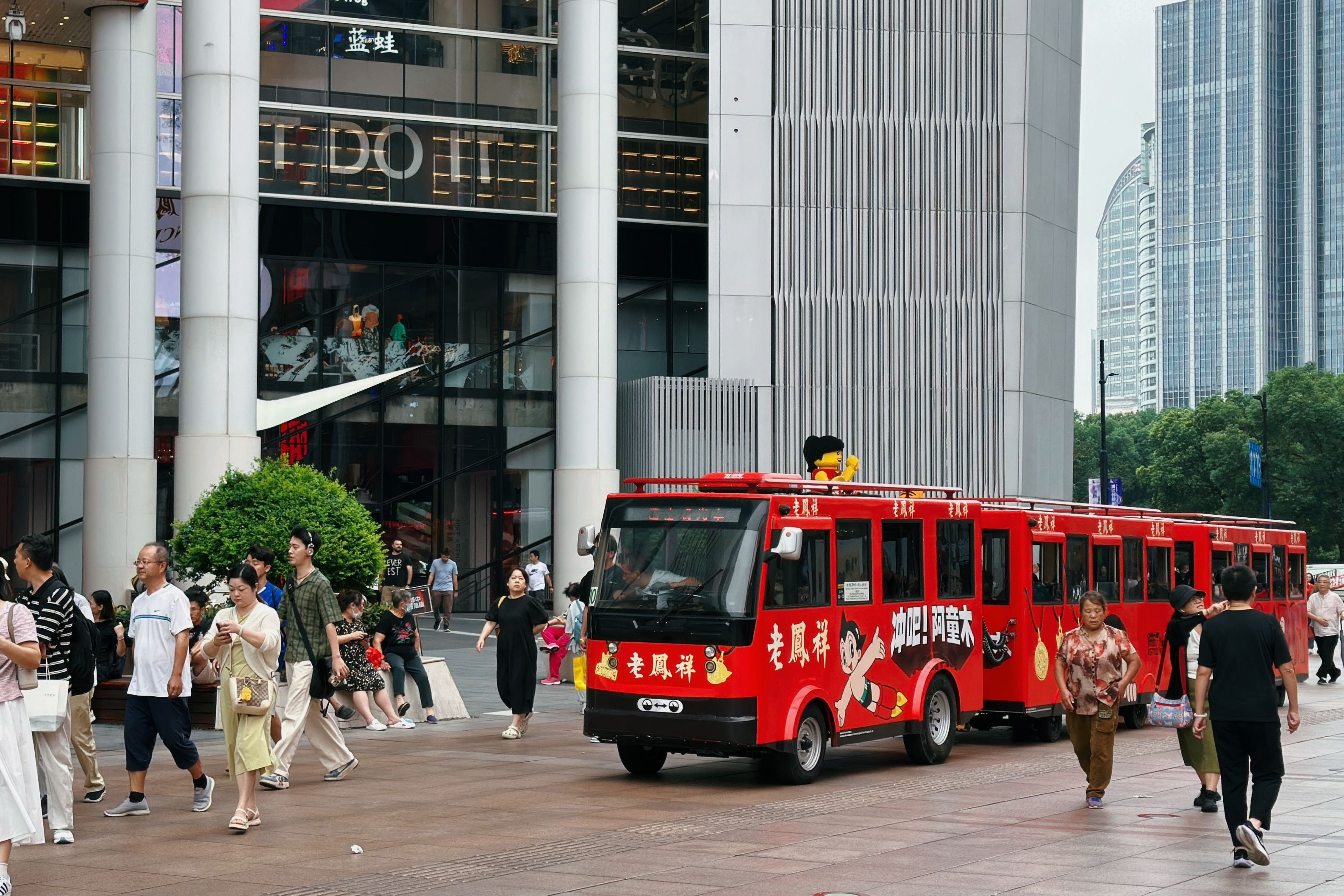 Busy Street Scene with Red Tourist Bus in Shanghai · Free Stock Photo
