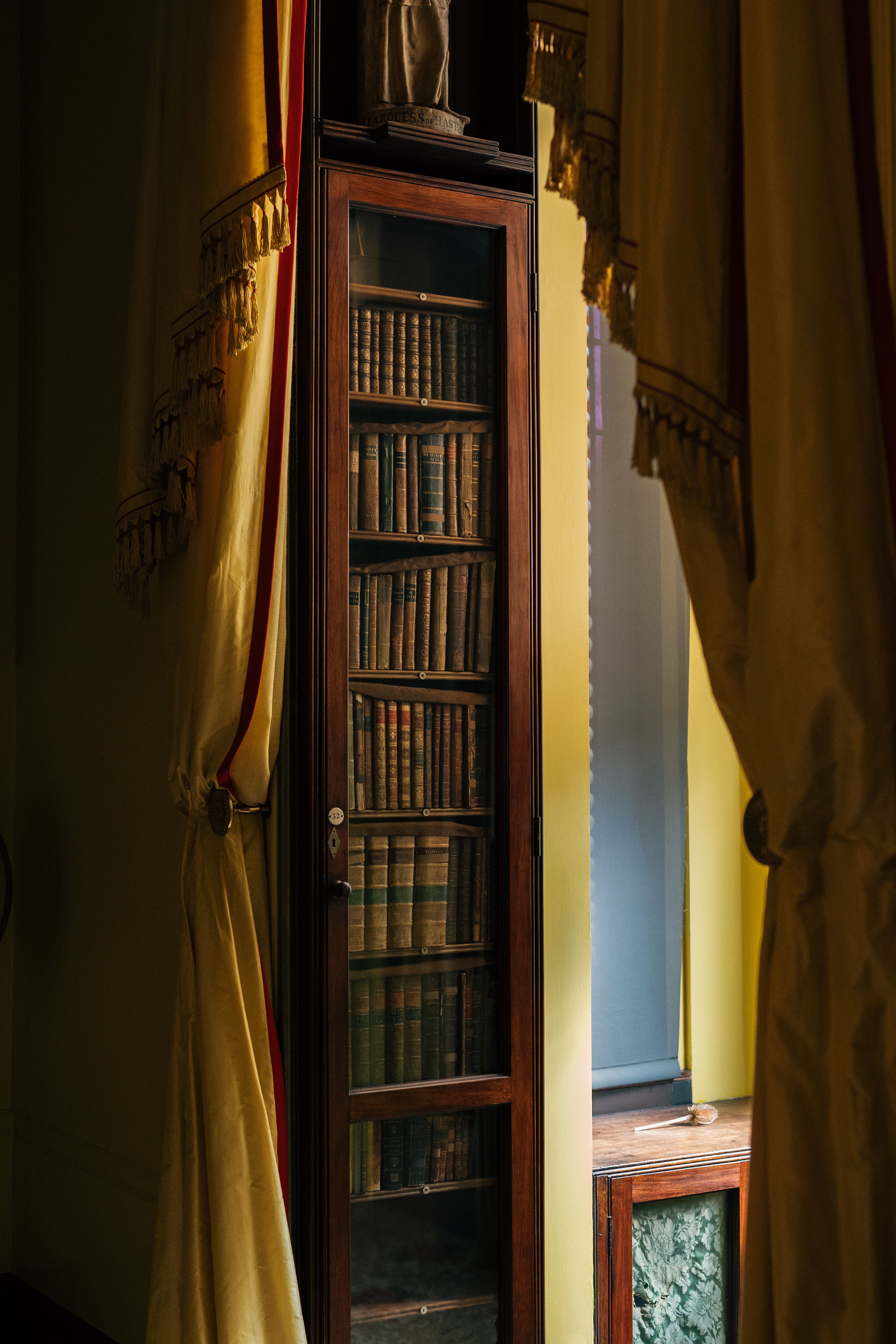 Elegant Library Nook with Classic Bookshelf in London · Free Stock Photo