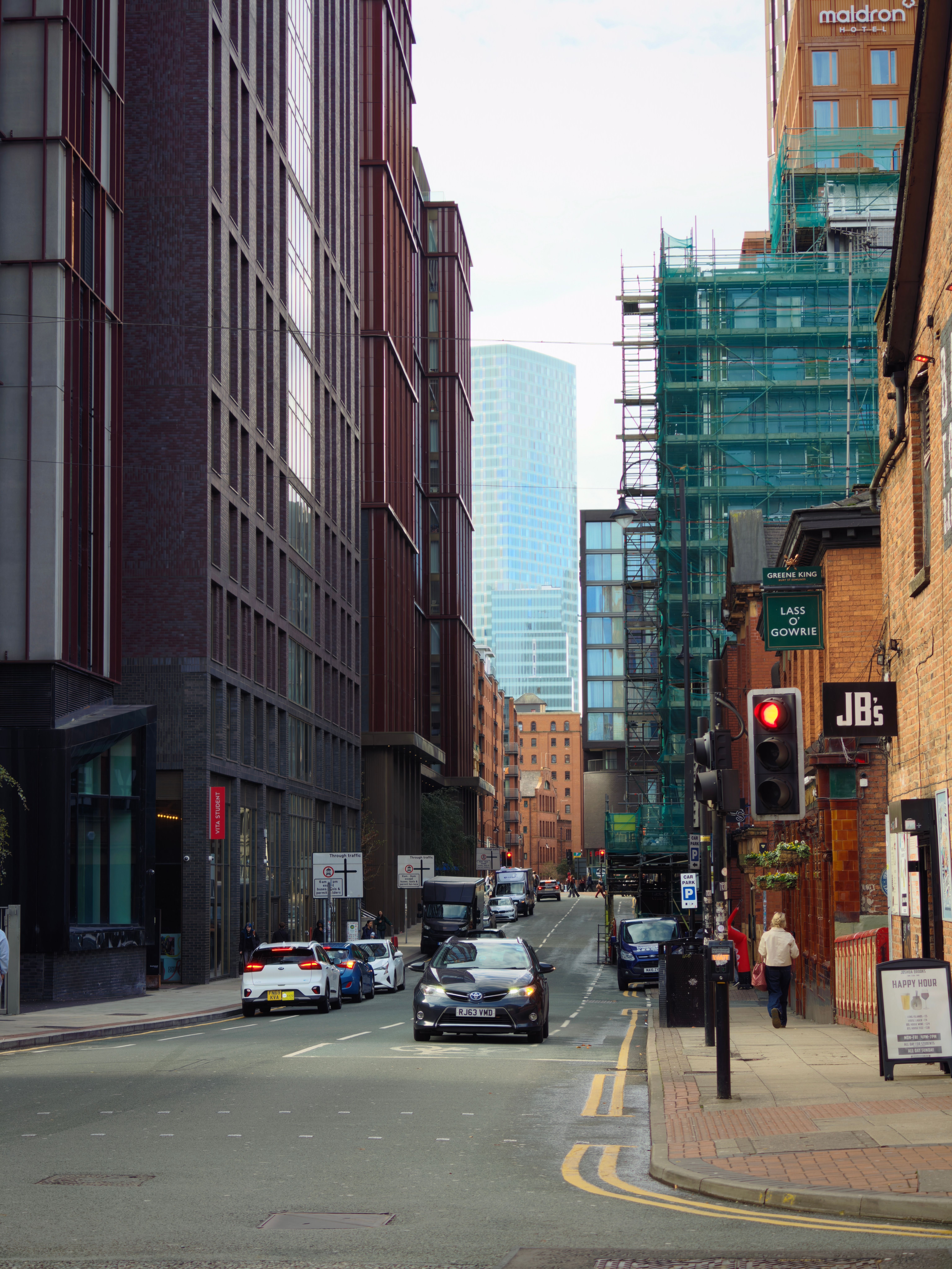 Urban Street Scene with Modern Architecture · Free Stock Photo