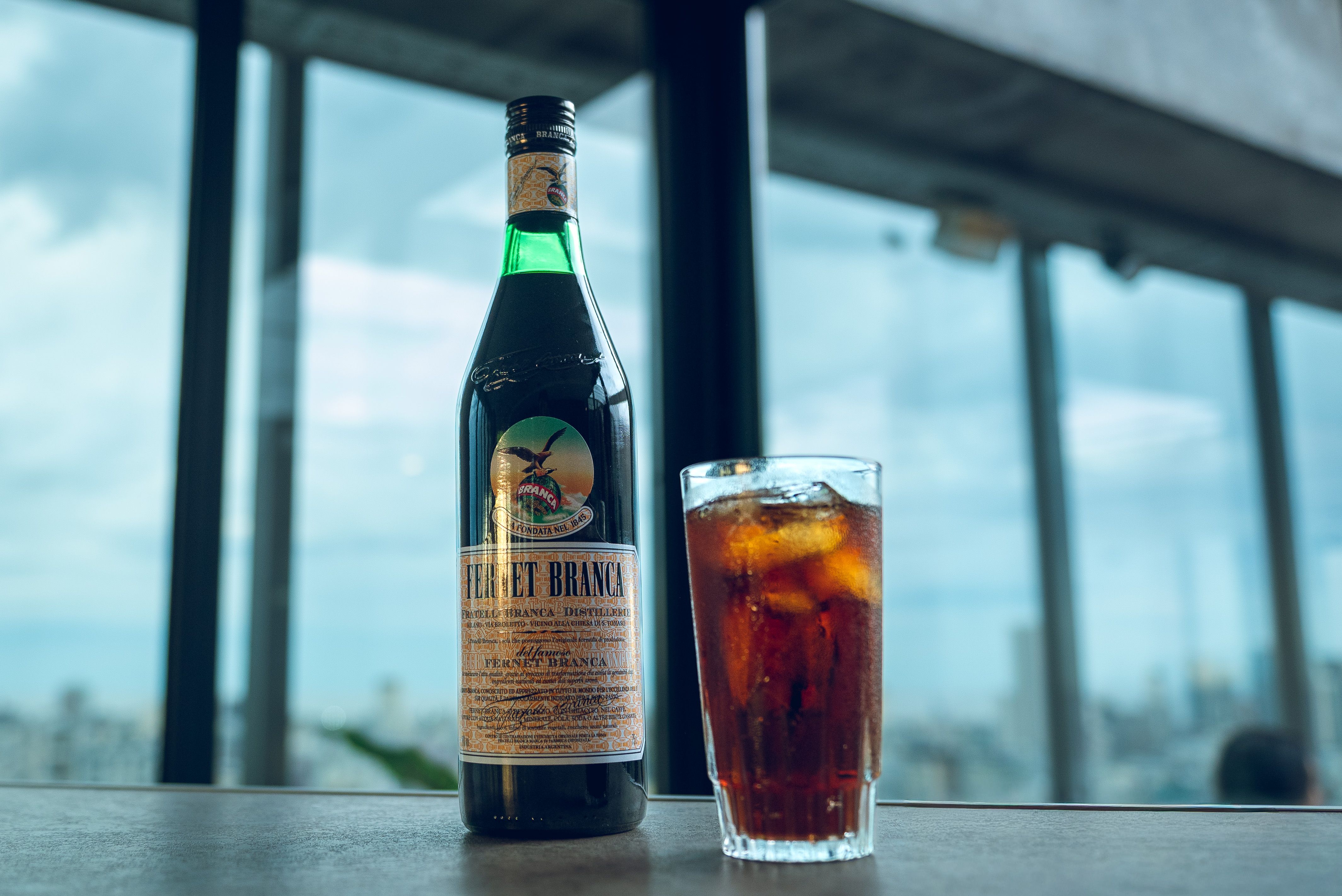 Botella De Fernet Branca Fría Con Vaso De Hielo En La Terraza · Foto de ...