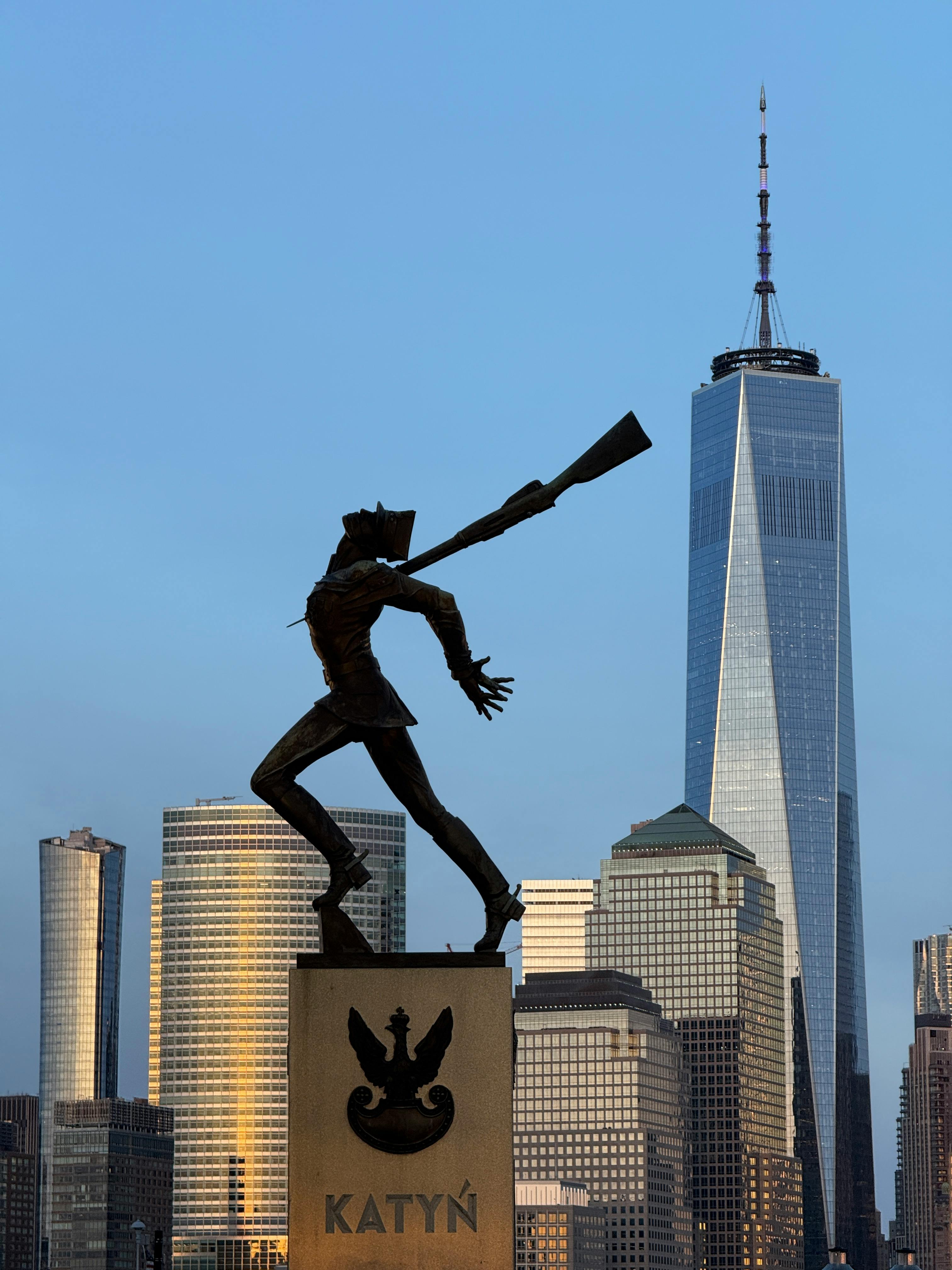 Memorial De Katyn Con El One World Trade Center · Foto de stock gratuita