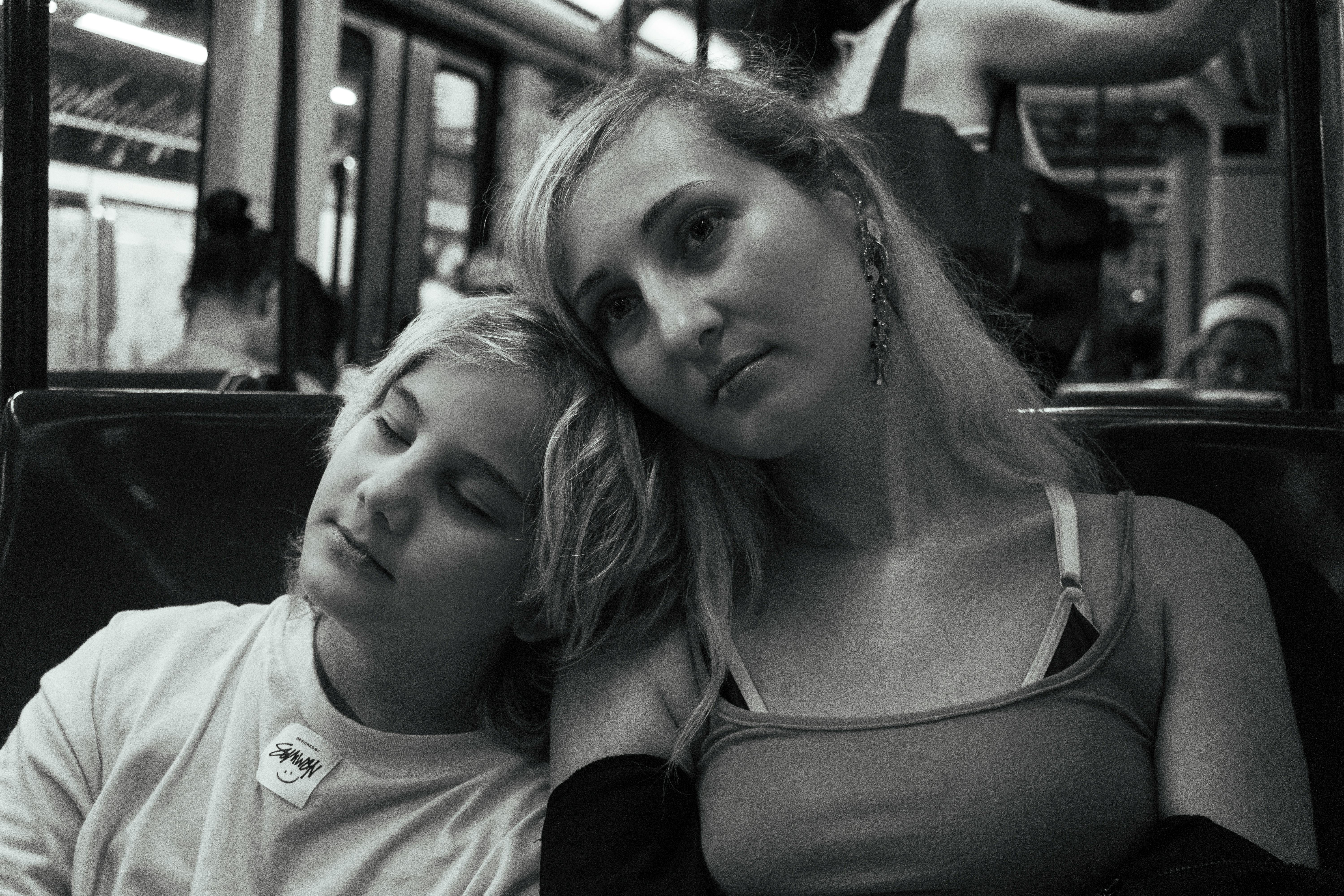 Momento Tierno En El Metro De Barcelona · Foto de stock gratuita