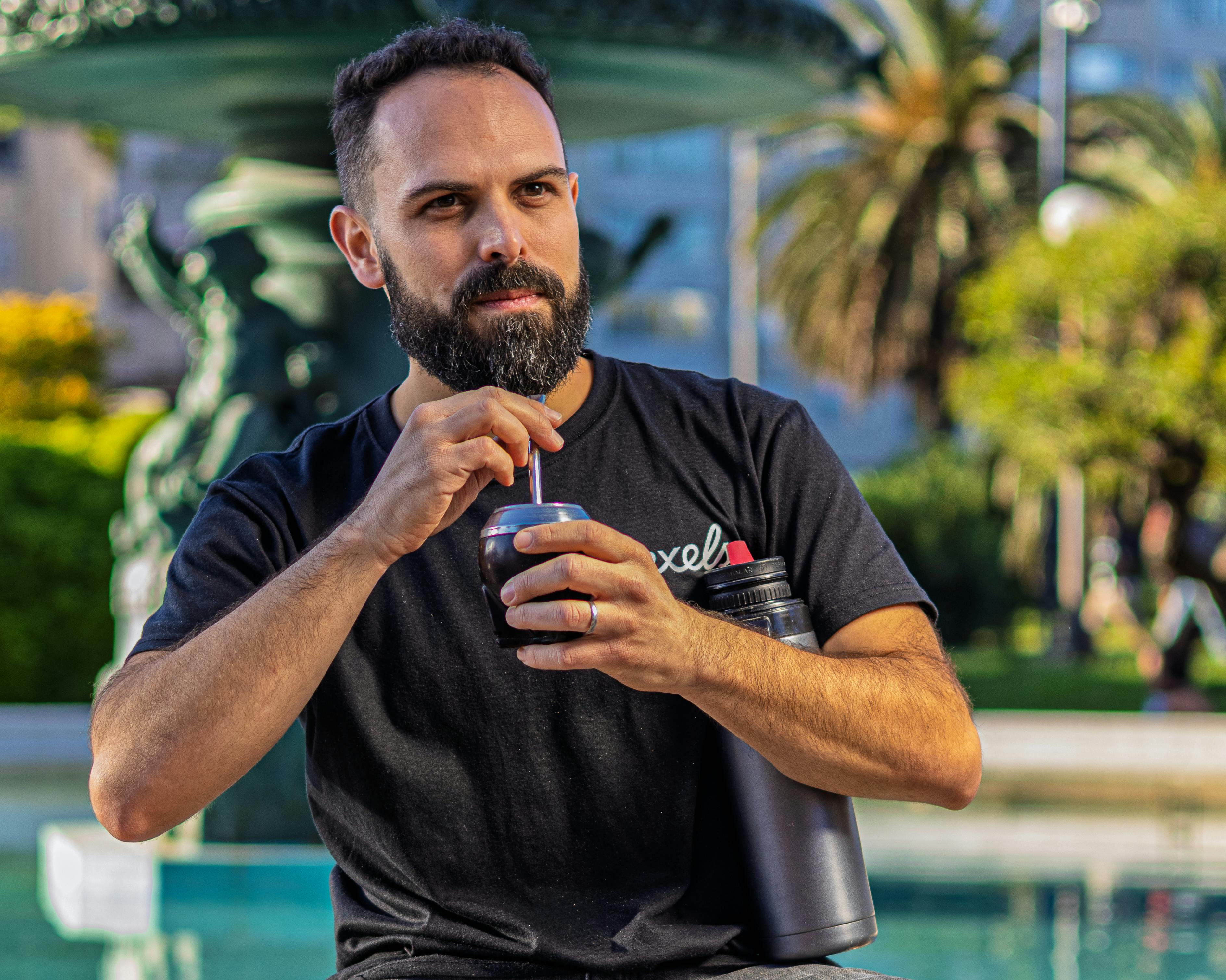 Tomando Mate · Foto de stock gratuita