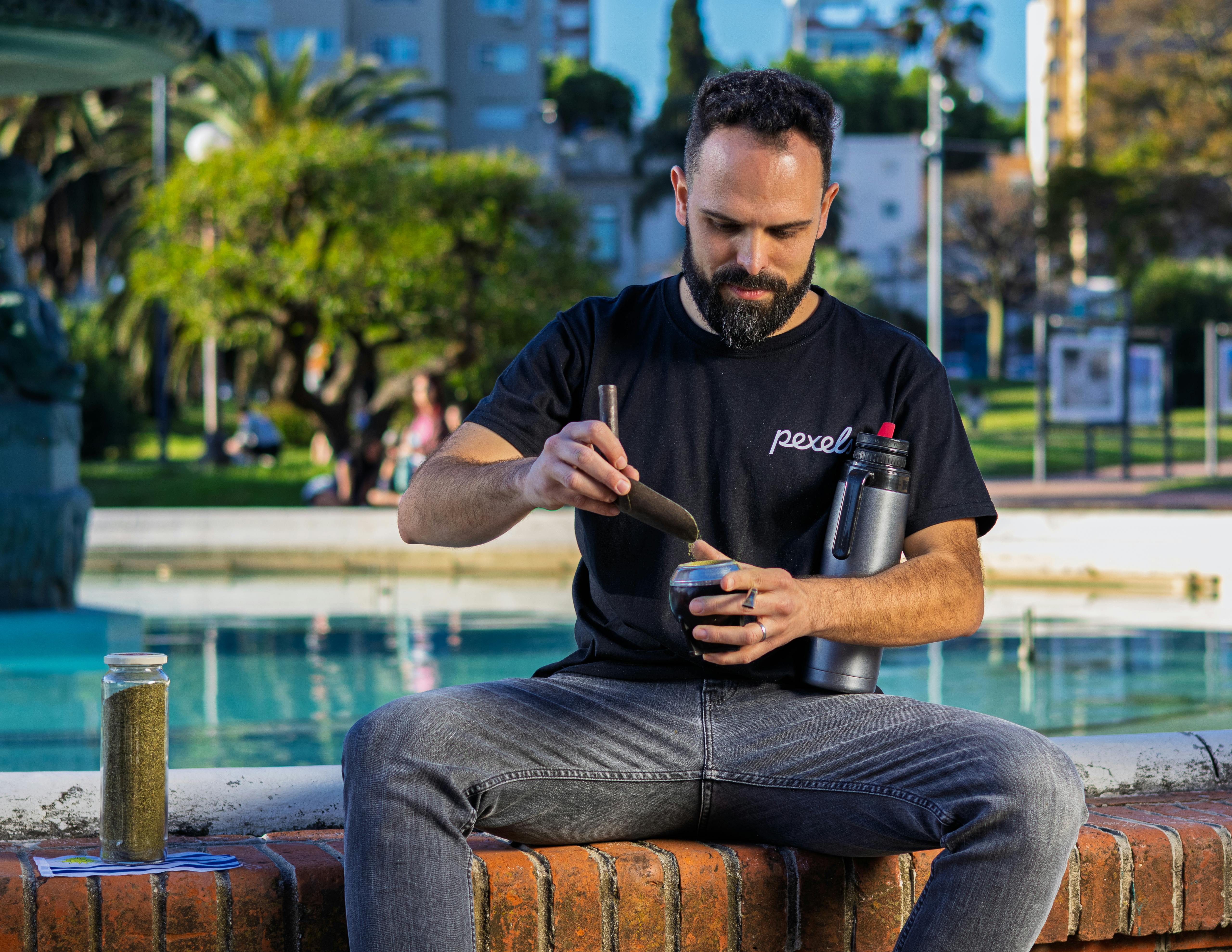 Tomando Mate · Foto de stock gratuita