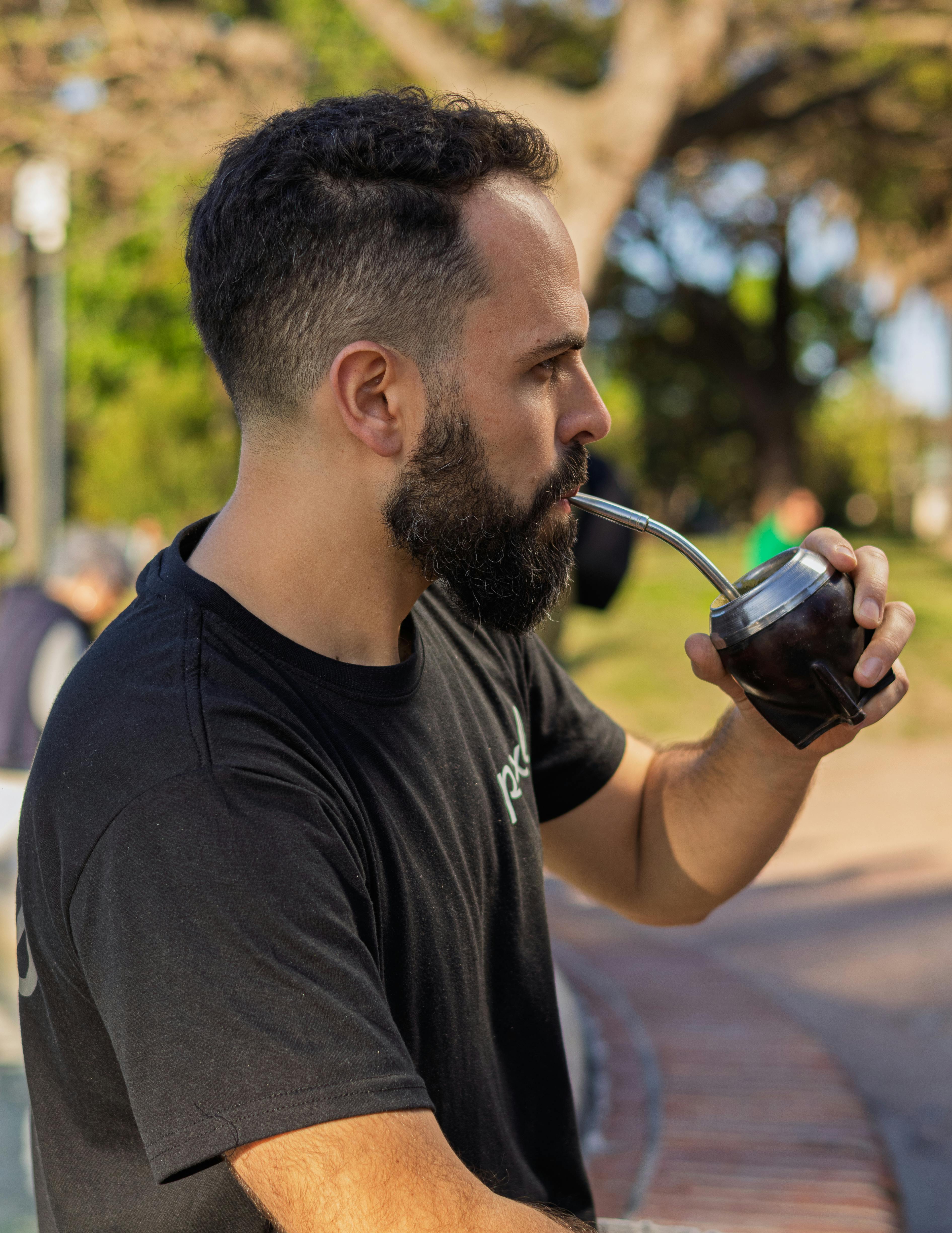 Hombre Disfrutando De La Tradicional Bebida De Mate Al Aire Libre ...