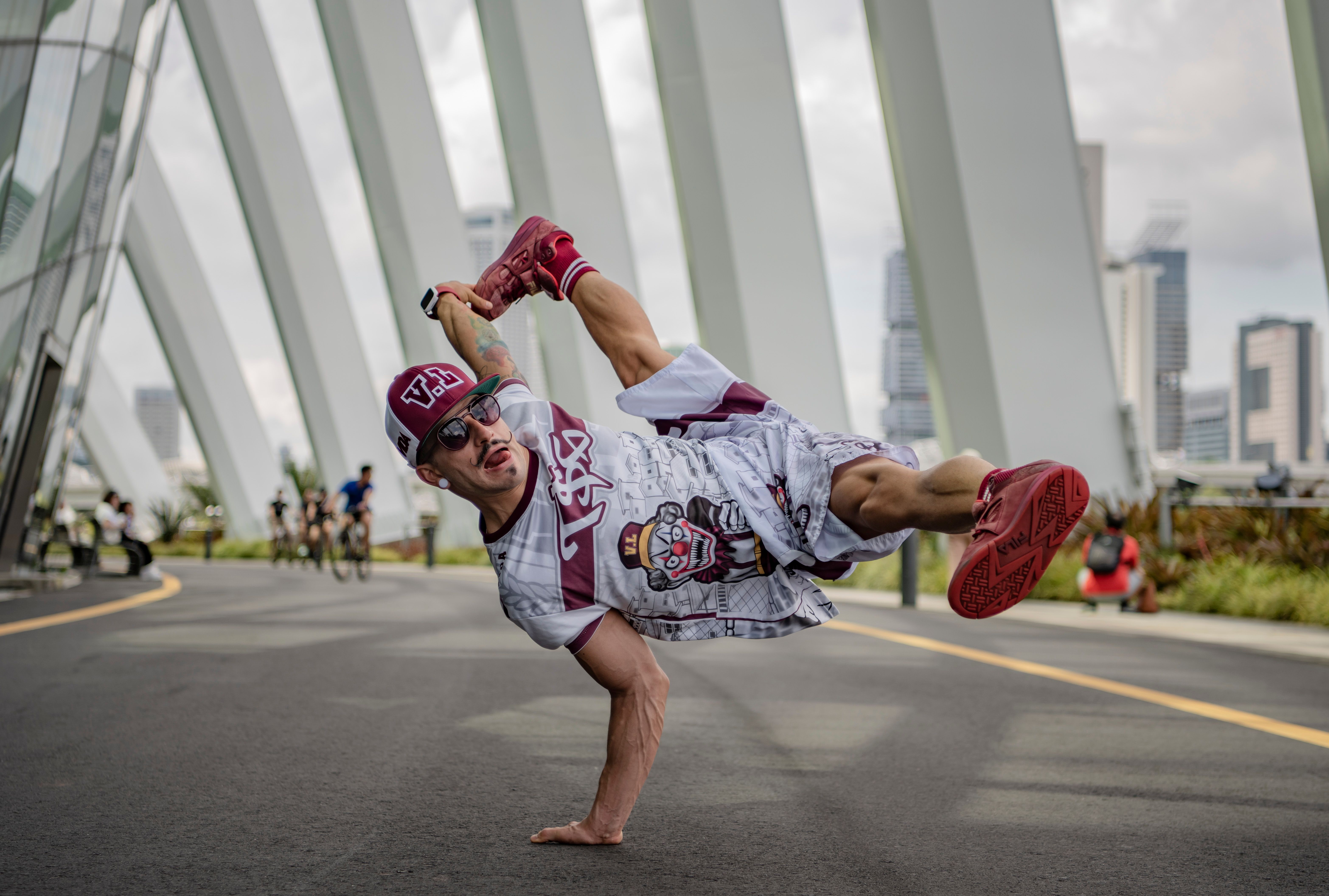 Dynamic breakdancer performing urban street move · Free Stock Photo