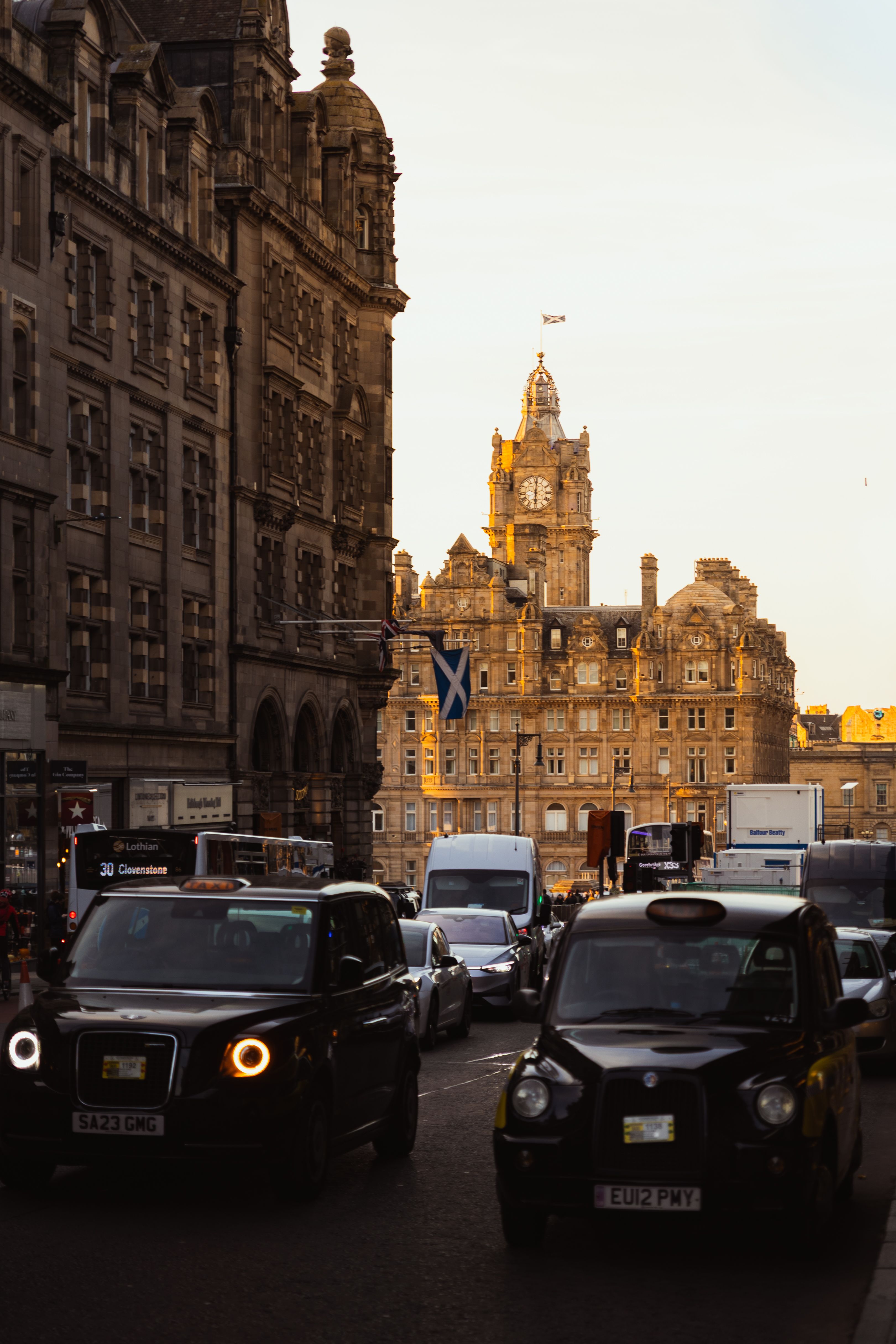 Iconic Edinburgh Street Scene with Historic Architecture · Free Stock Photo