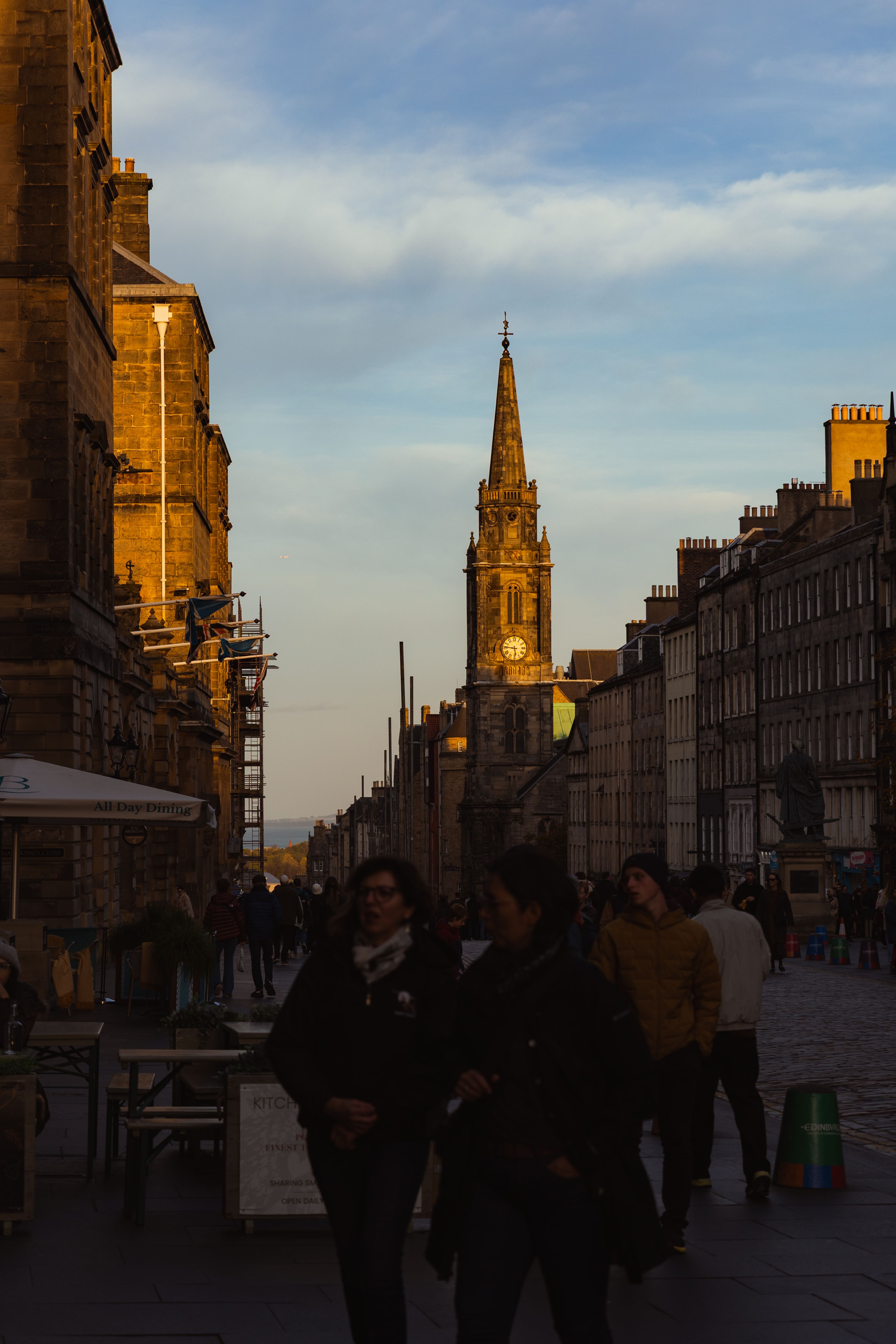 Edinburgh Street Scene with Historic Architecture · Free Stock Photo