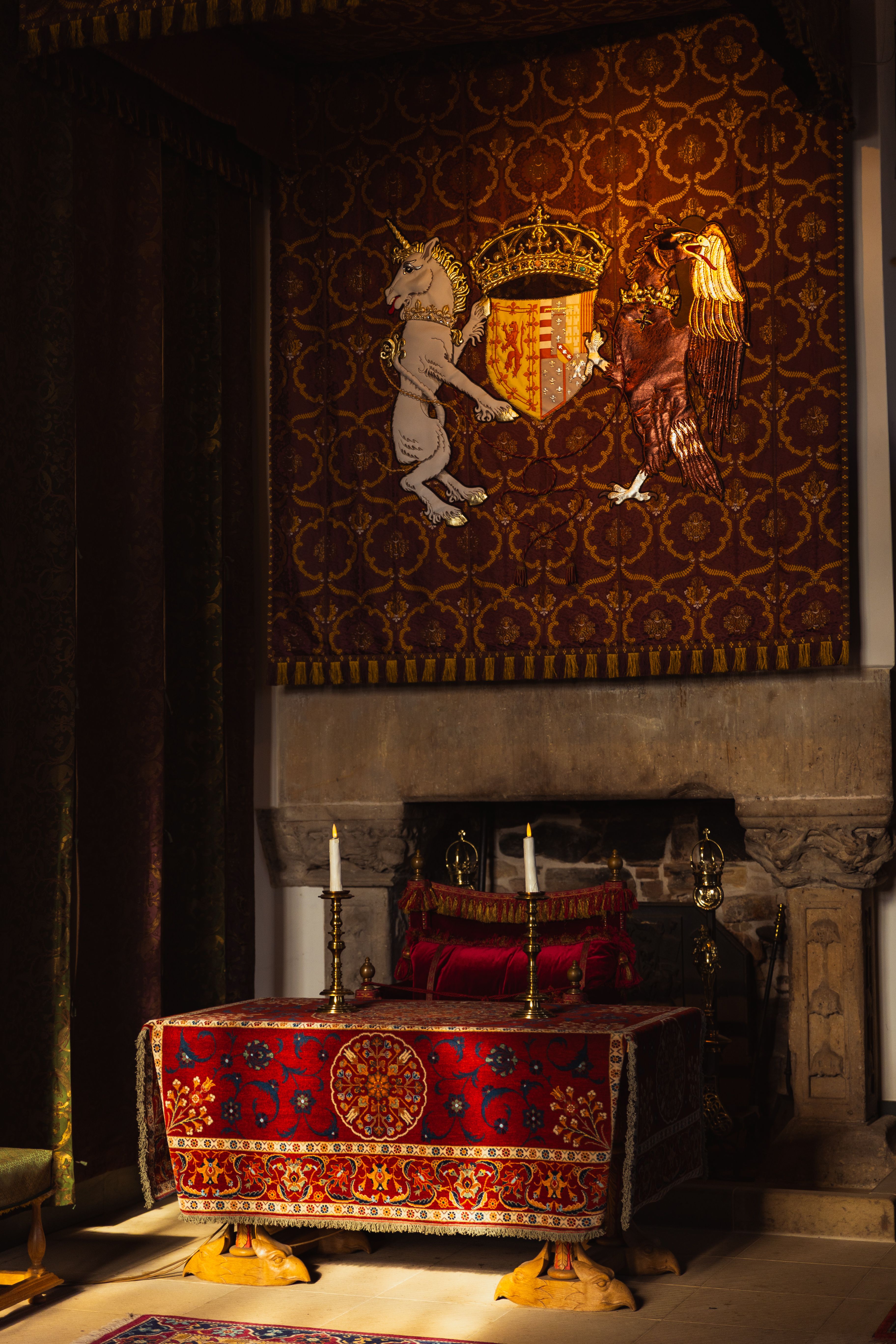 Historic Interior with Royal Tapestry in Edinburgh · Free Stock Photo
