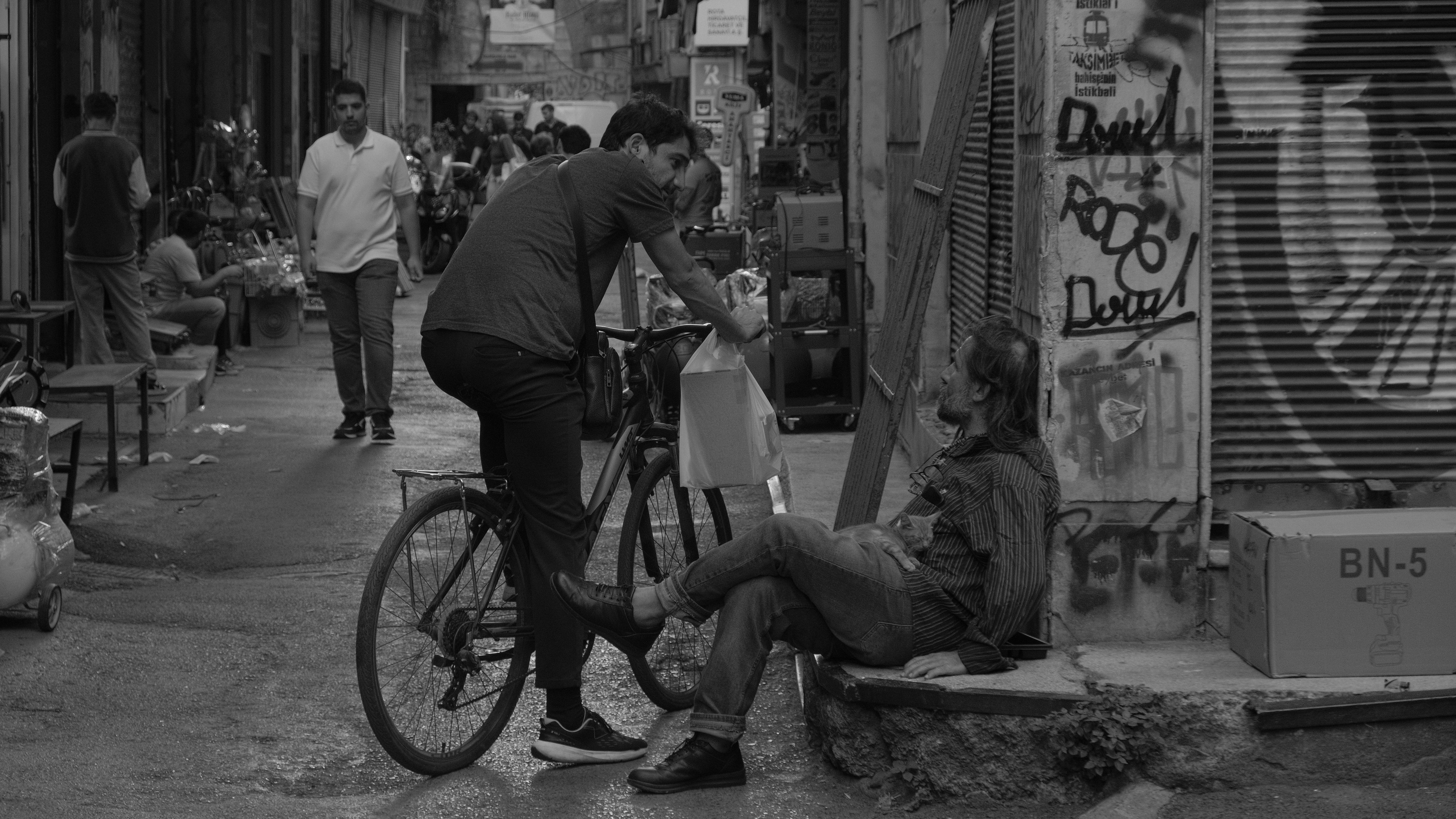 Street Scene Interaction in Urban Setting · Free Stock Photo