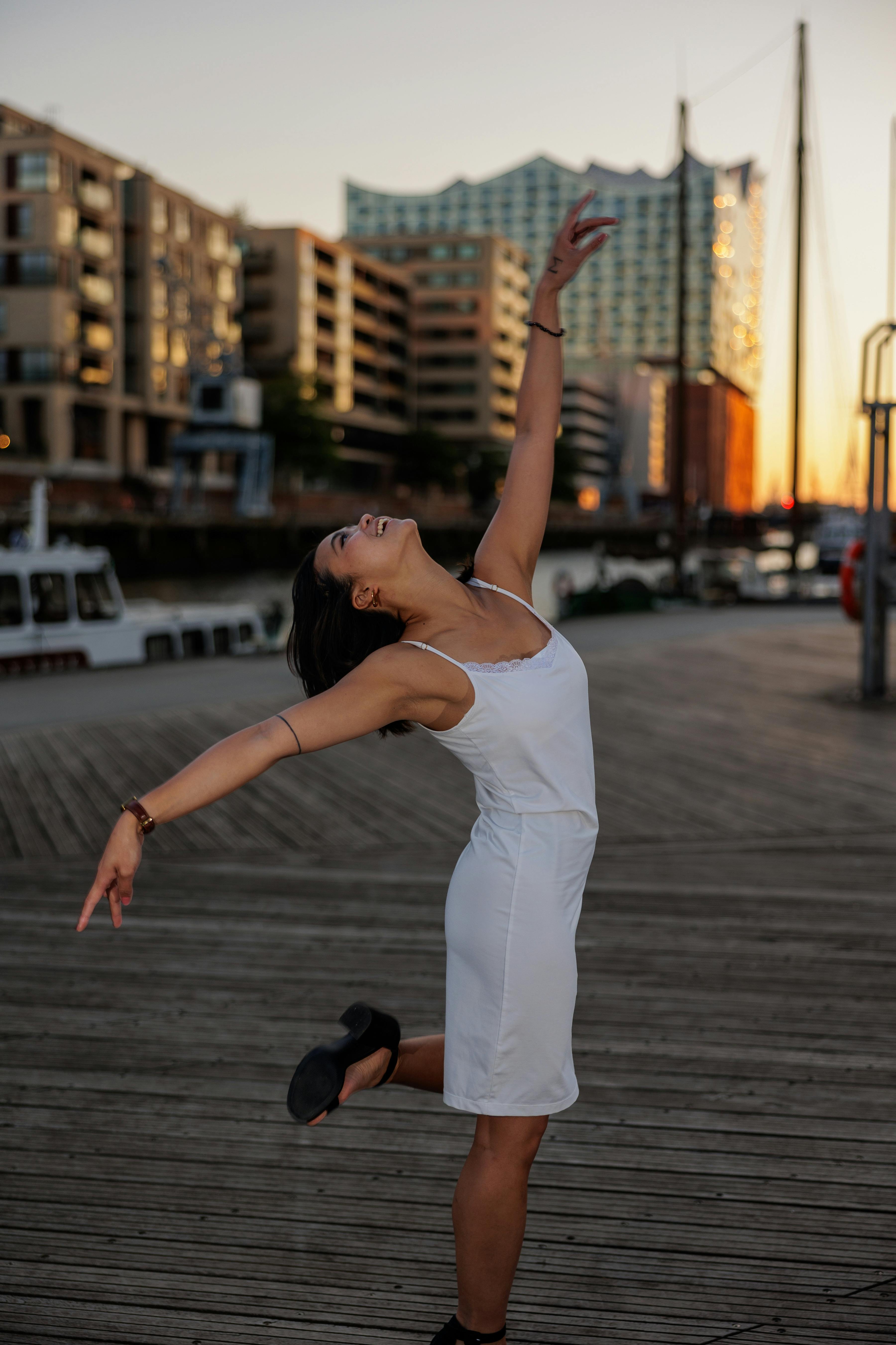 Elegante Pose De Baile Al Atardecer En La Elbphilharmonie · Foto de ...