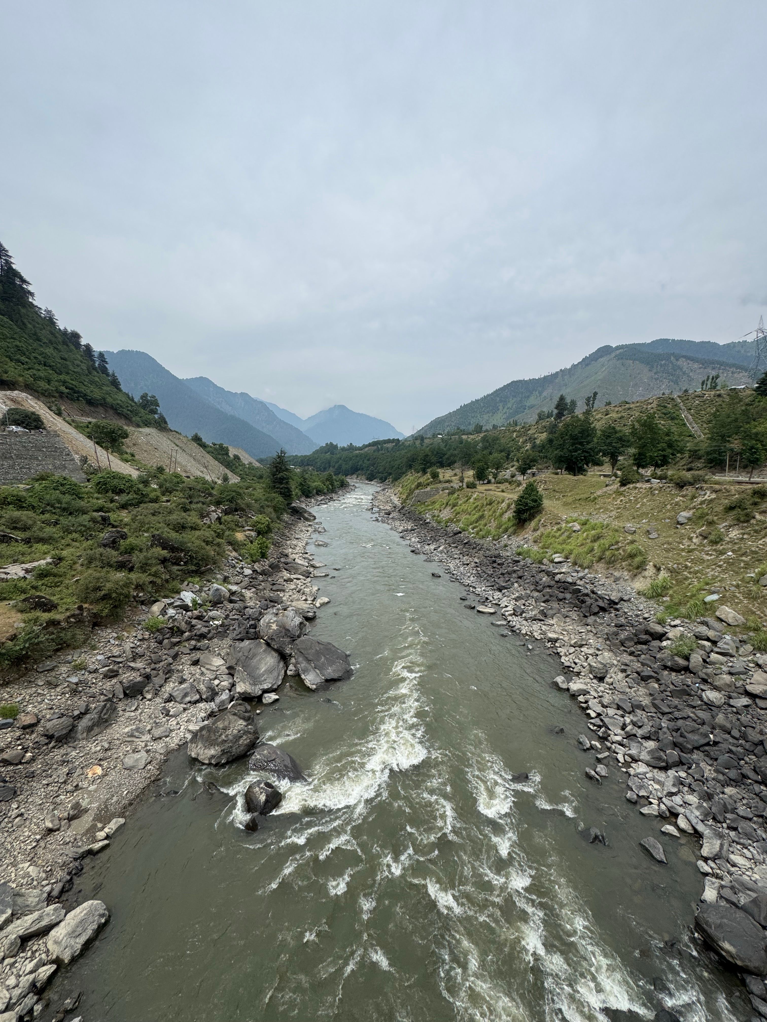 Scenic River View in Mountainous Terrain · Free Stock Photo