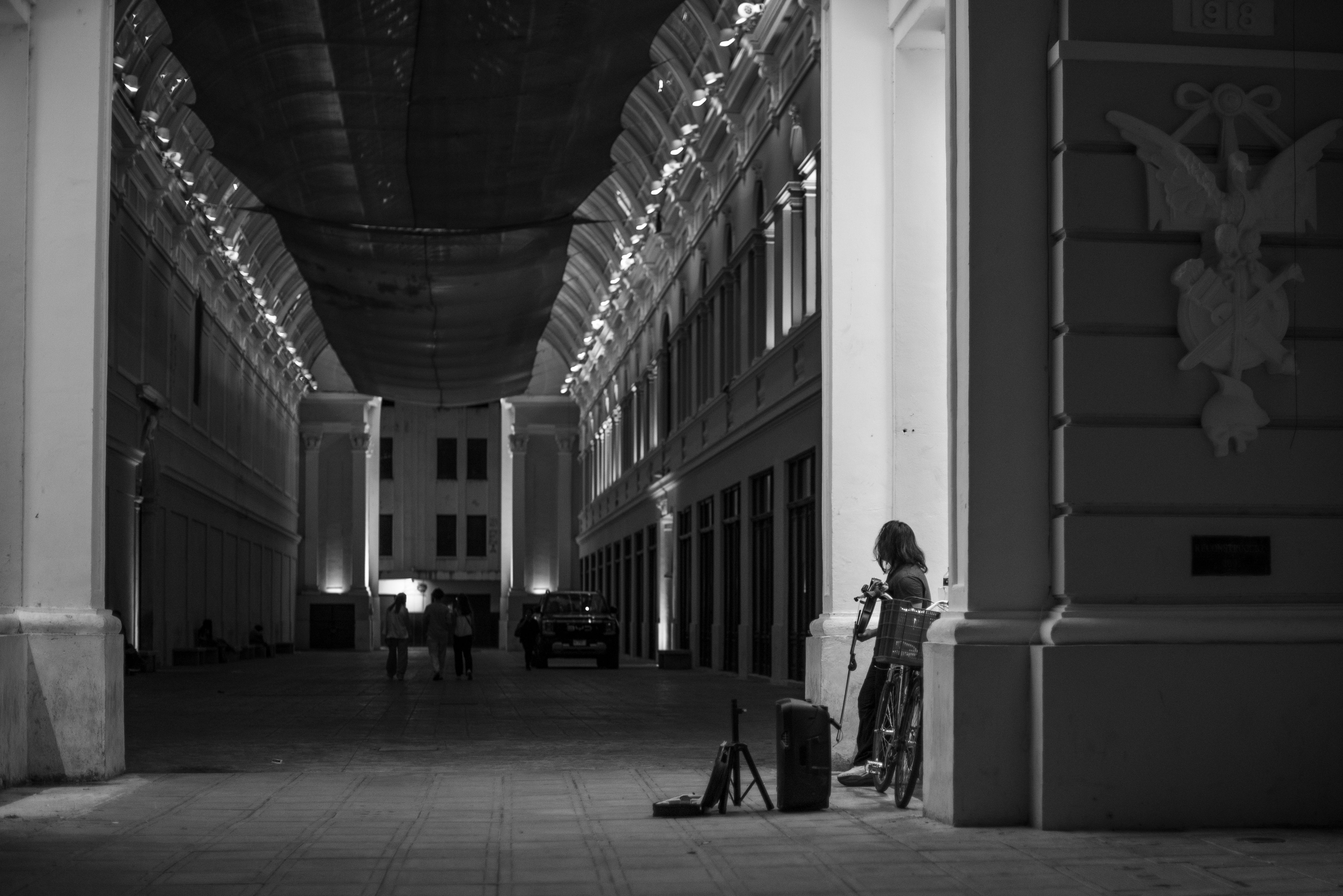 Black and White Alleyway at Night in Mérida · Free Stock Photo