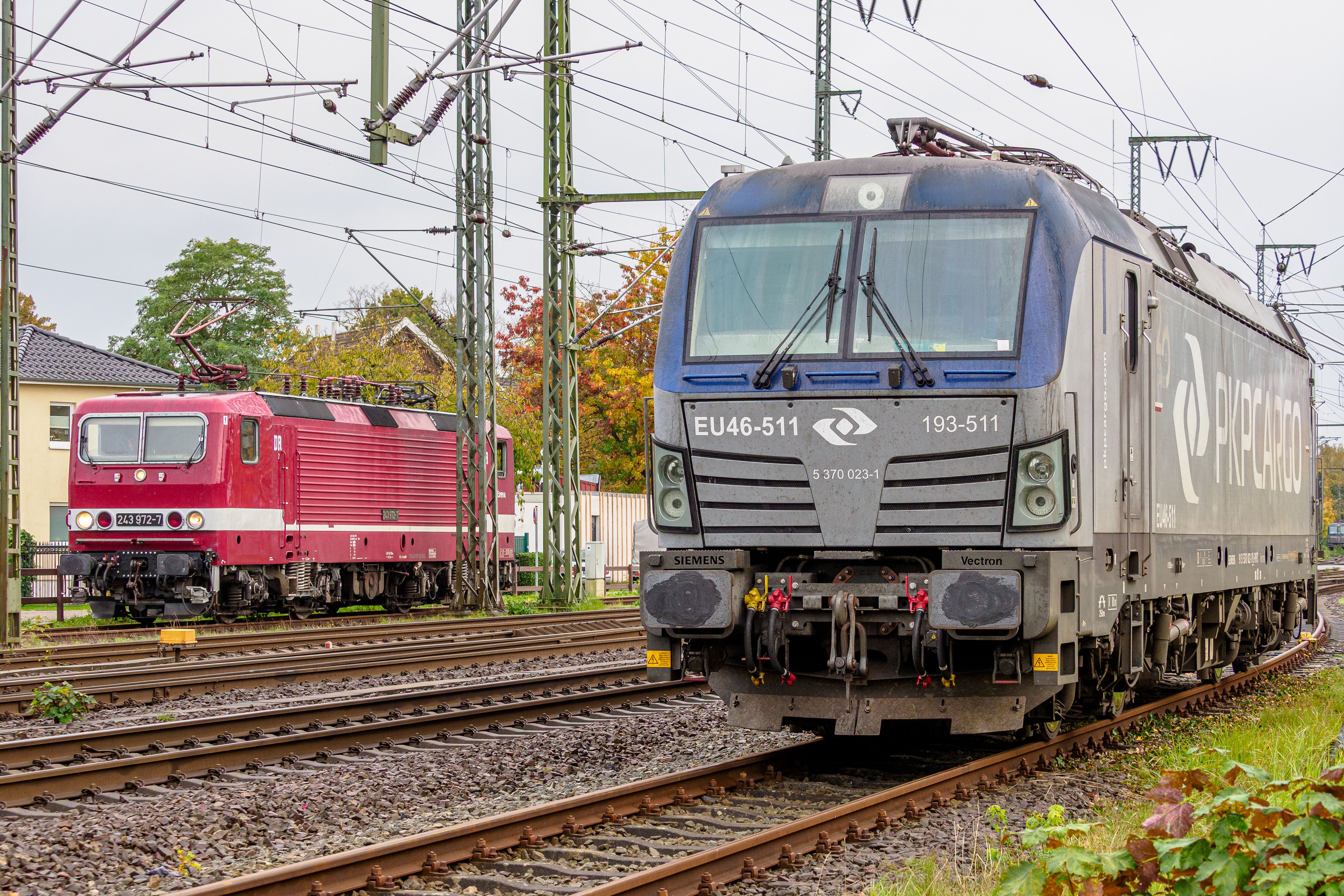 Trenes Modernos Y Antiguos En El Patio Ferroviario De Niedersachsen ...