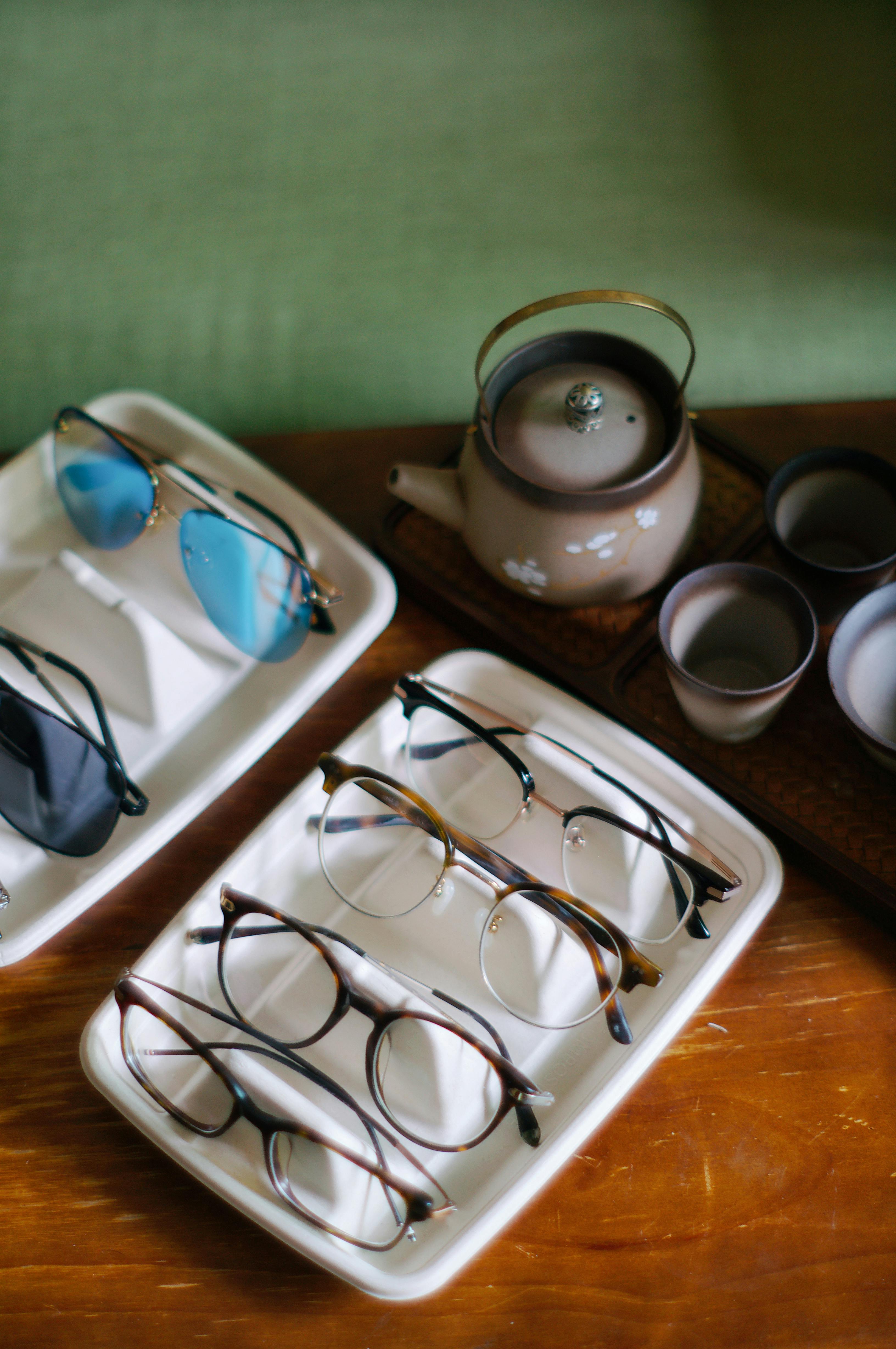 时尚眼镜与茶具系列 · 免费素材图片