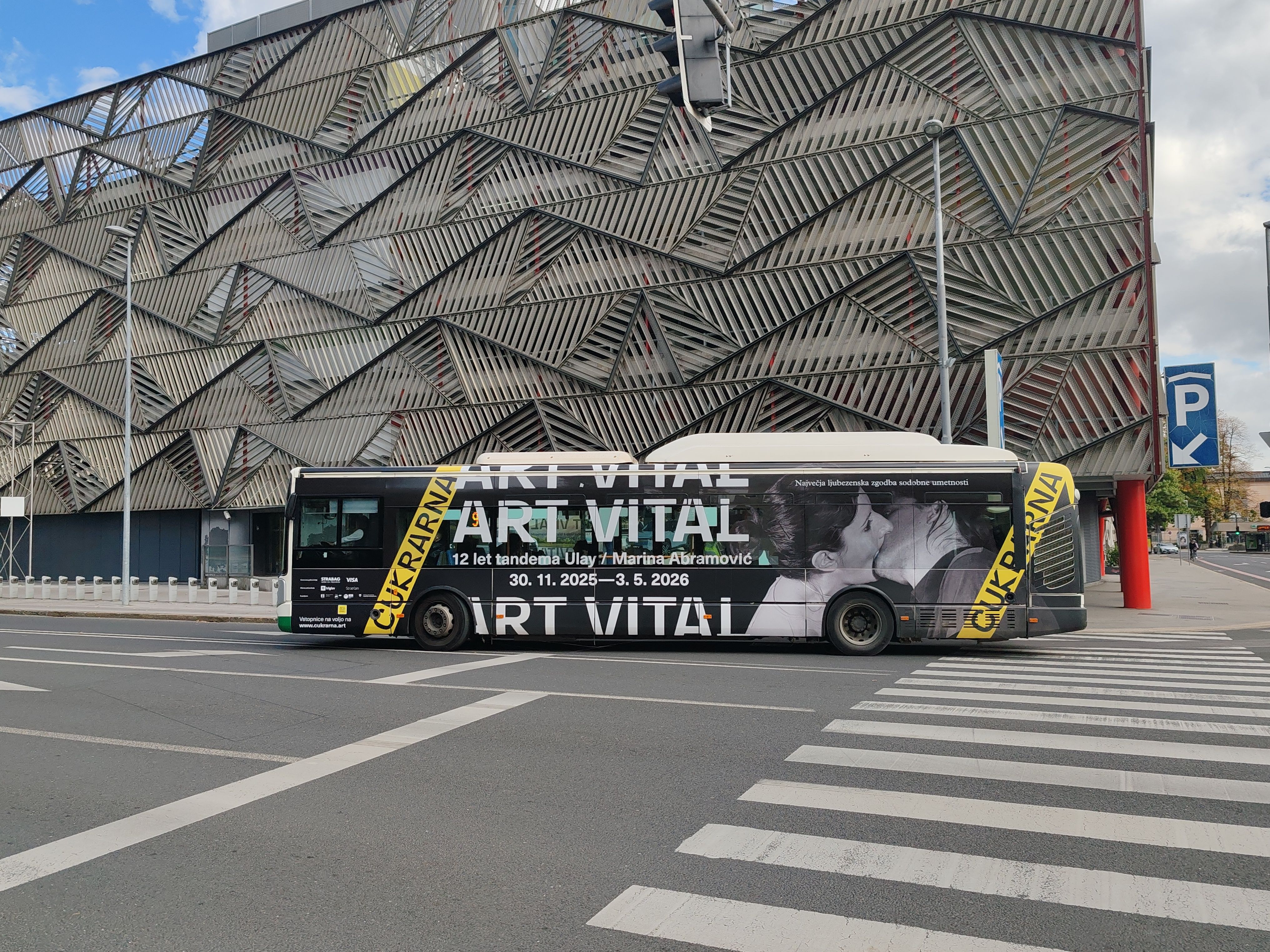 Un Bus Urbain Avec Une Publicité Art Vital à Ljubljana · Photo gratuite