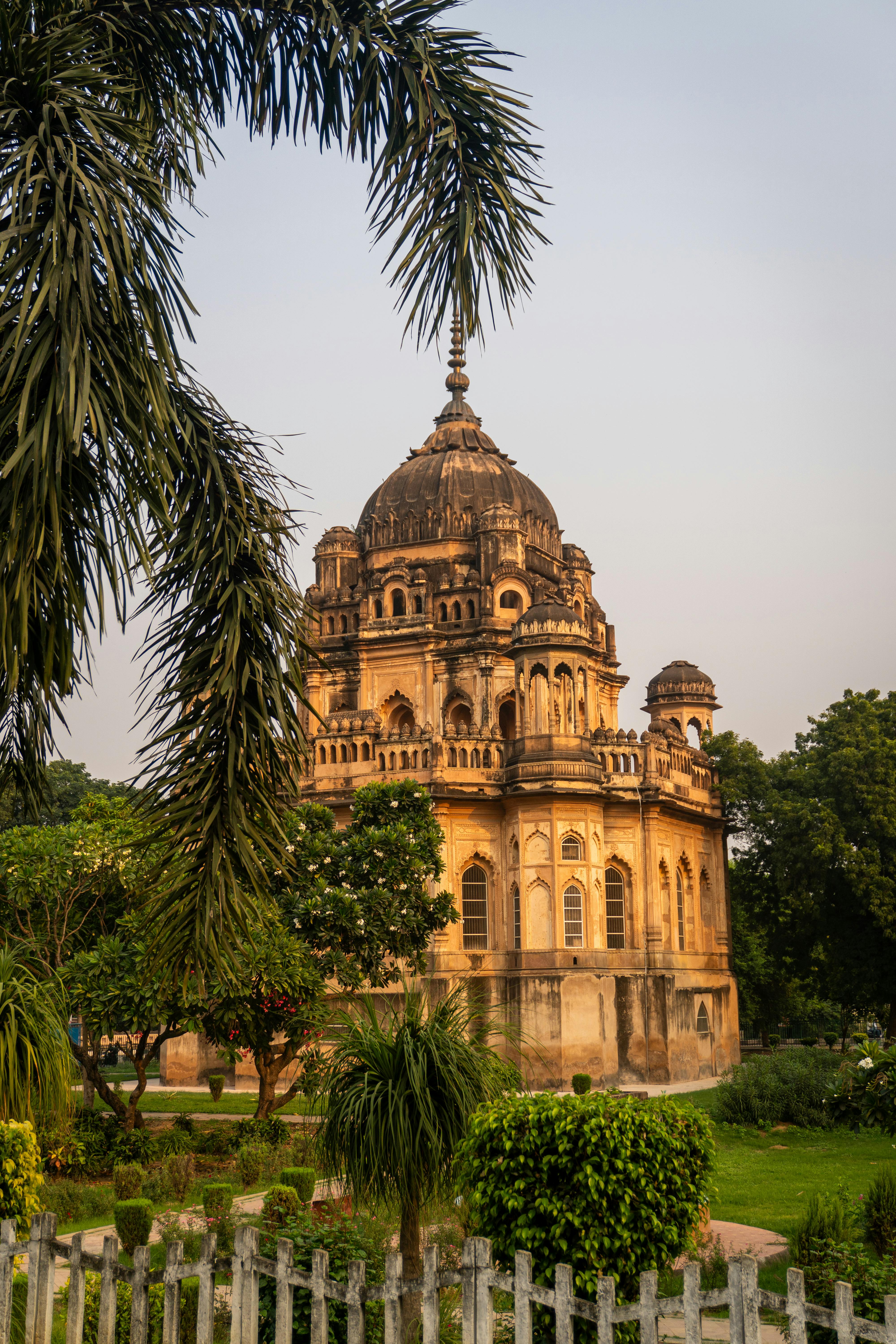 Majestic Historical Tomb in Lucknow, India · Free Stock Photo